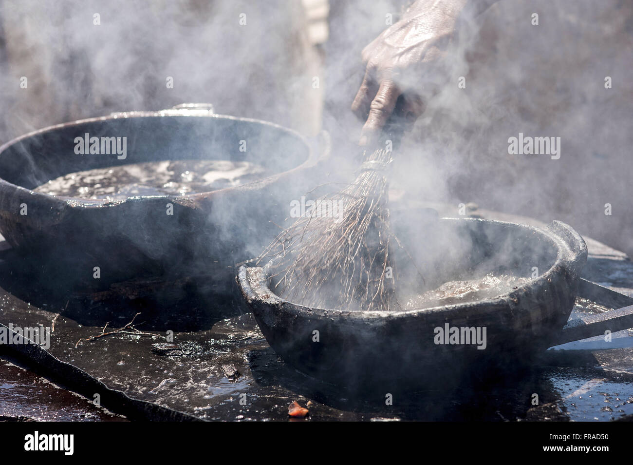 Painting pots with tannin extracted from the red mangrove - clay pots ...