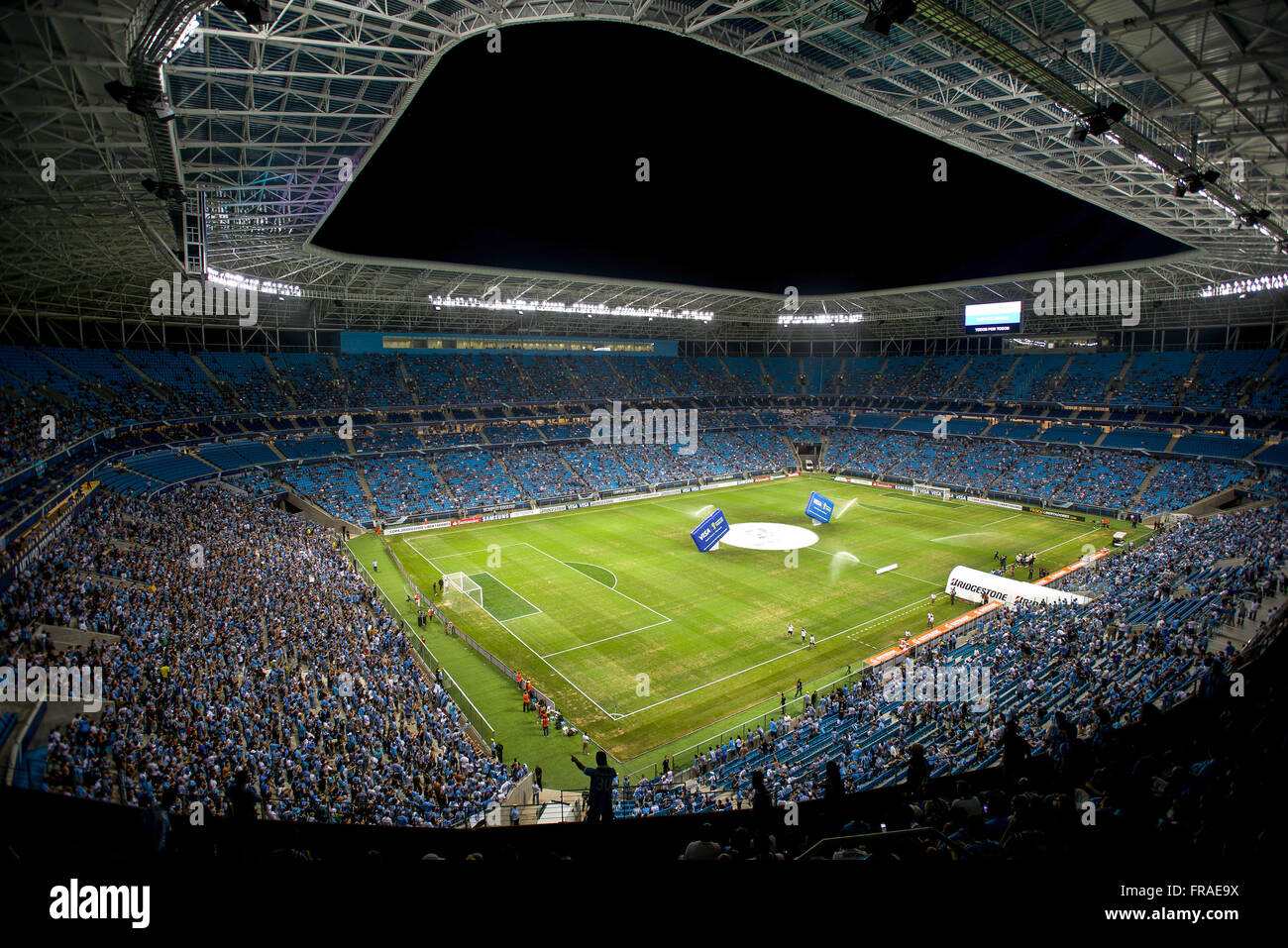 Football stadium crowd hi-res stock photography and images - Alamy
