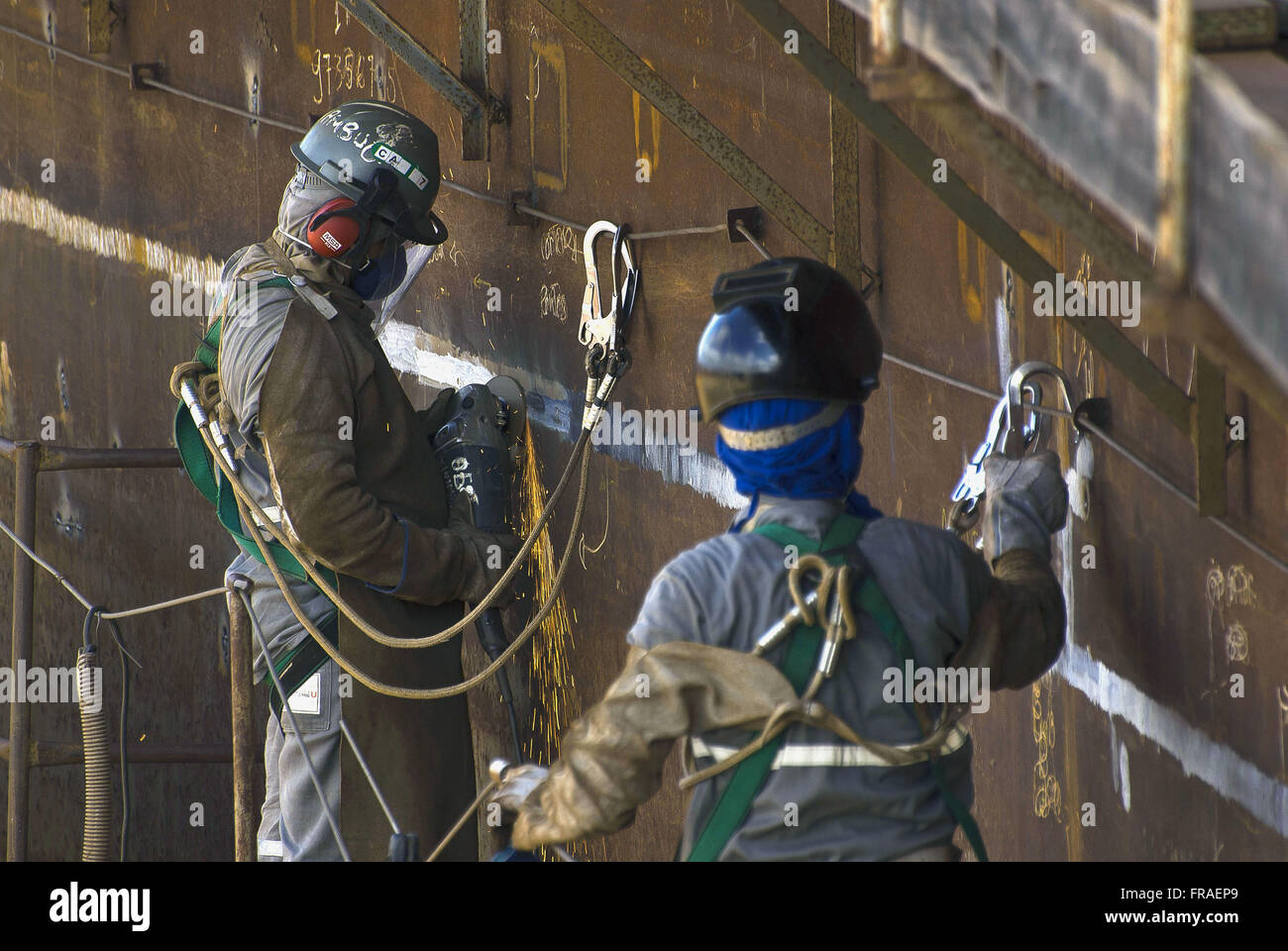 Construction of the Abreu e Lima refinery of Petrobras - sanding weld ...