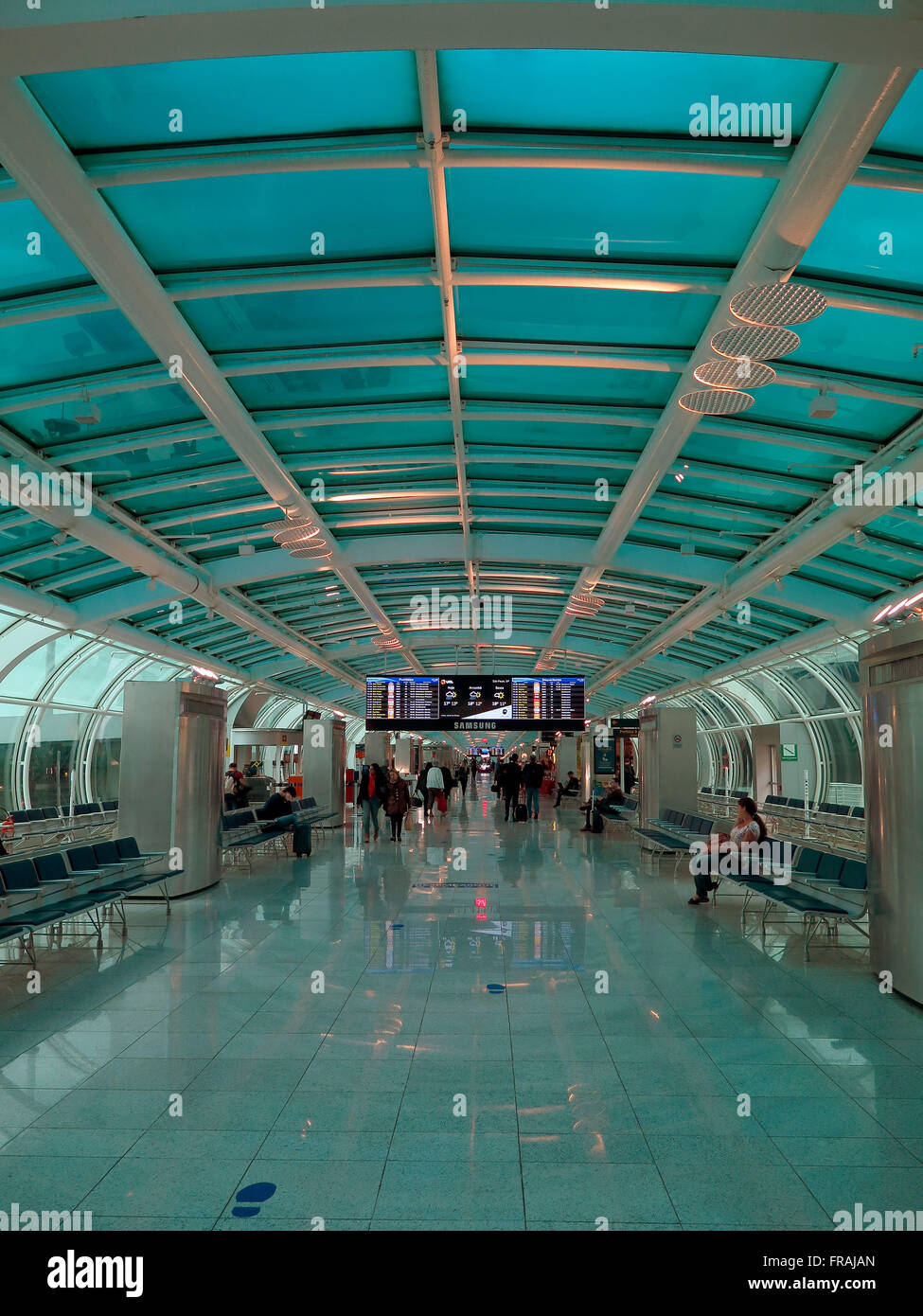 Sala de embarque do novo terminal de passageiros do Aeroporto Santos ...