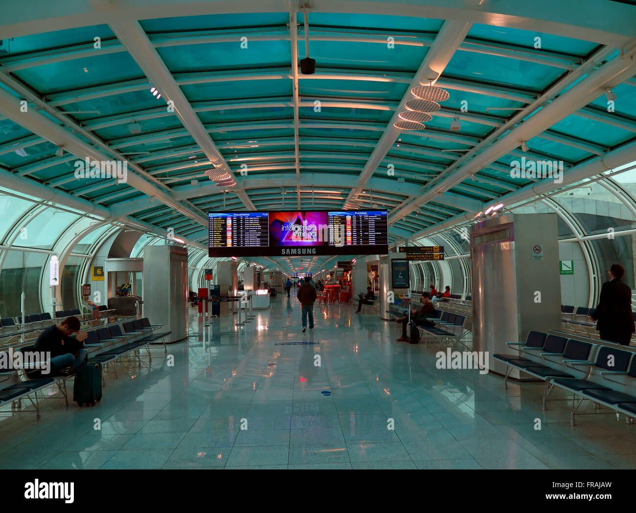 Sala de embarque do novo terminal de passageiros do Aeroporto Santos ...