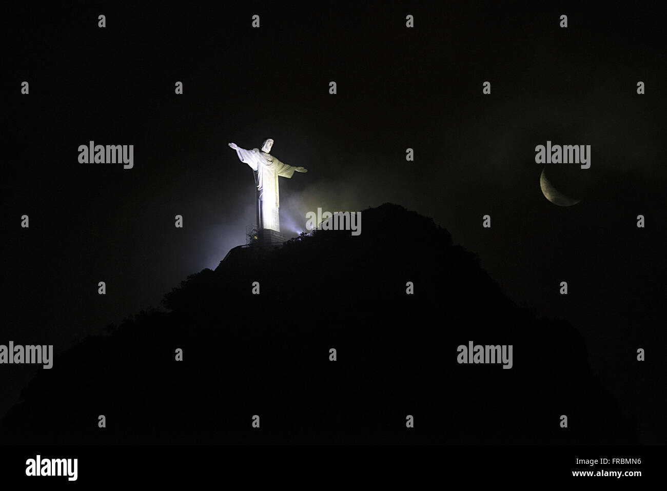 Night view of the illuminated Christ Redeemer in Corcovado Mountain ...