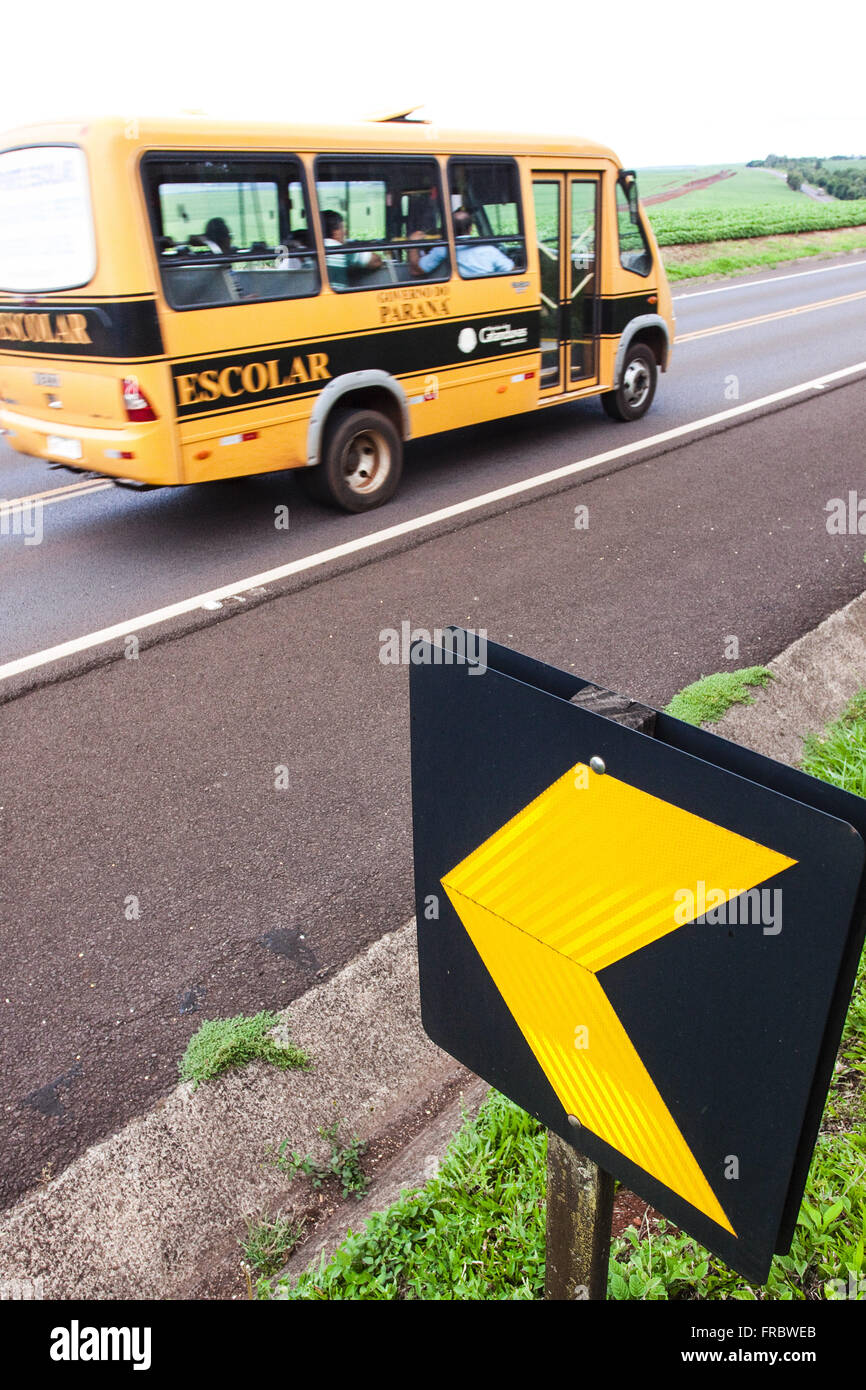 Letaral signaling and school bus traveling in the BR-277 highway in the ...