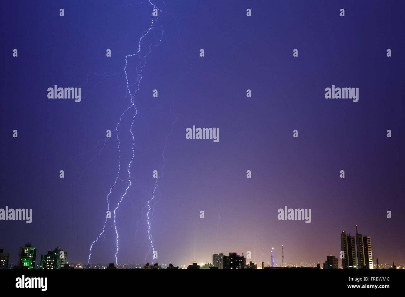 Lightning storm city hi-res stock photography and images - Alamy
