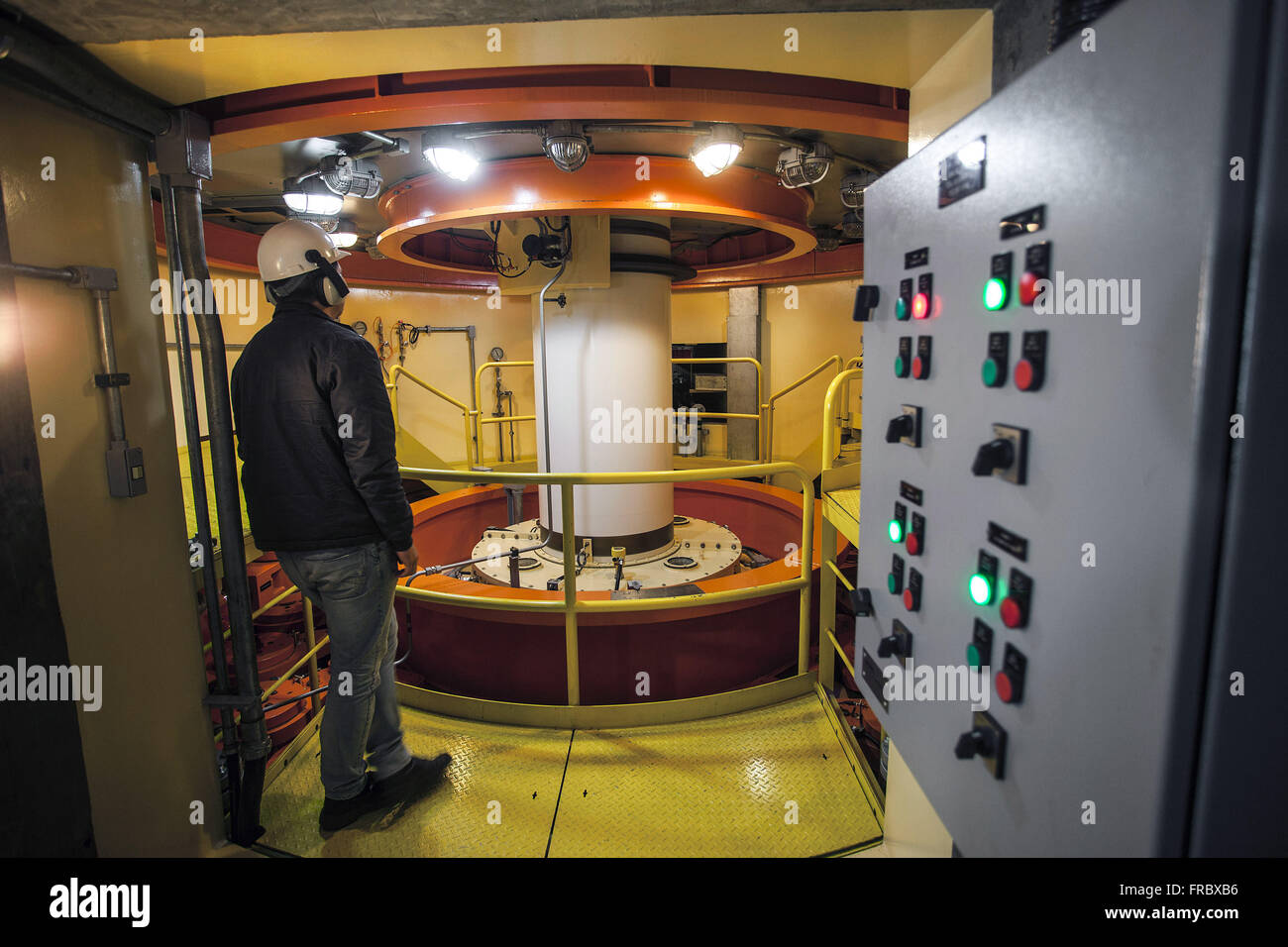 Power plant generator room generators hi-res stock photography and ...