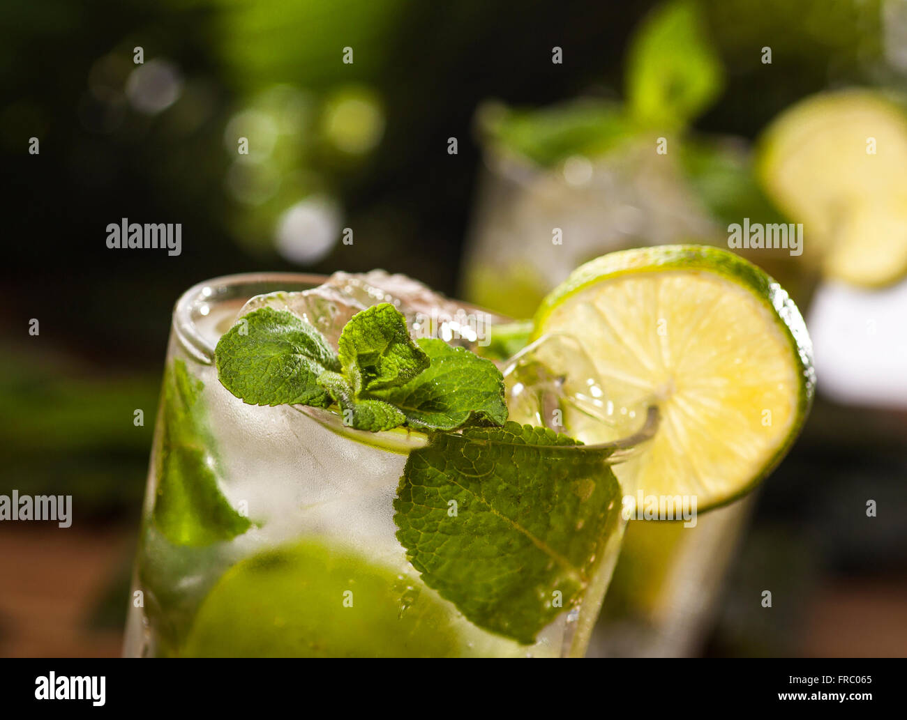 Mojito cocktail on tropical background Stock Photo - Alamy