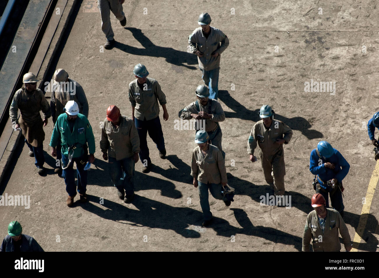 Workmen of the yard Brasfels city of Angra dos Reis Stock Photo - Alamy