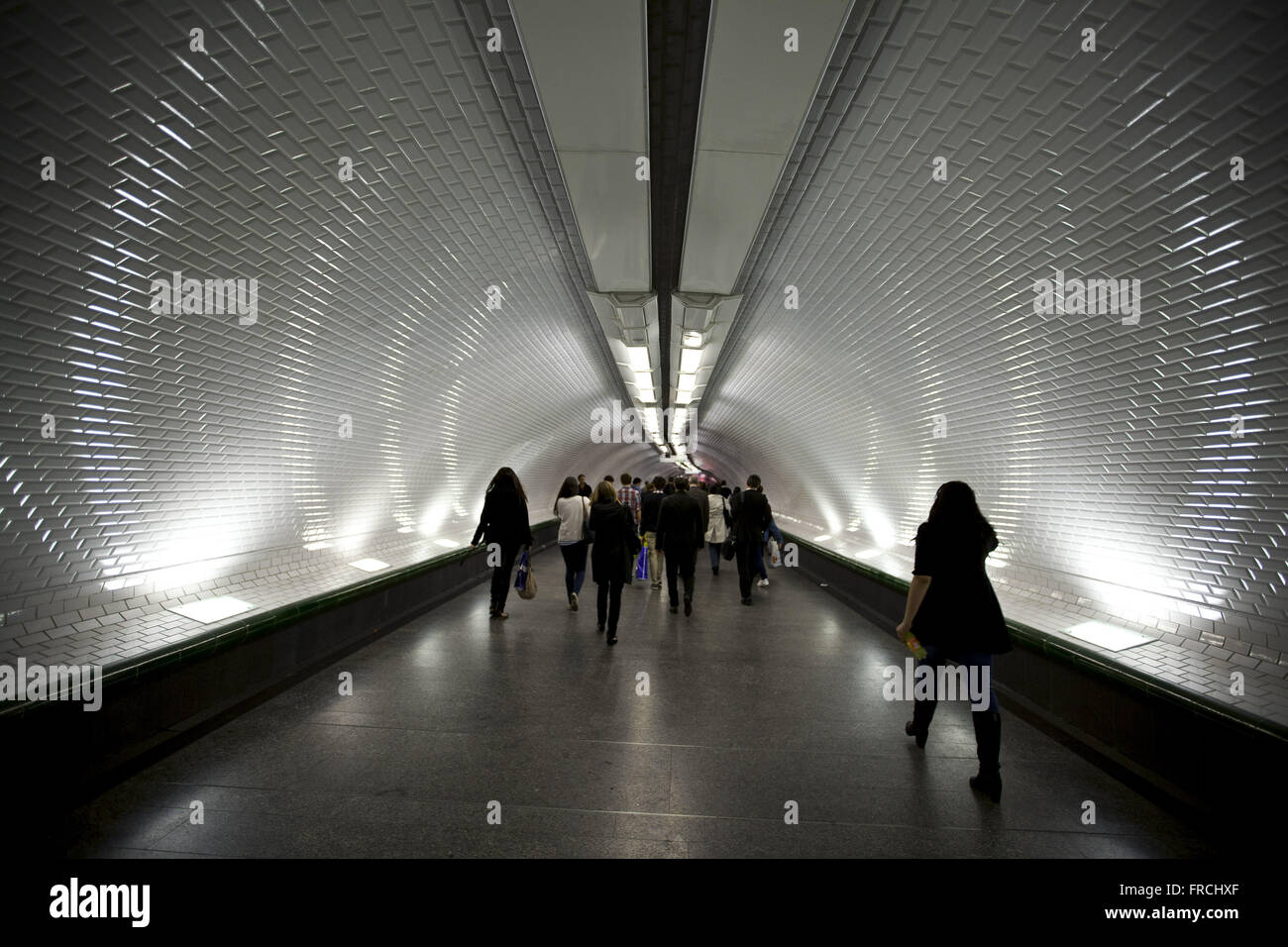 Movement of people in the hall of subway station Stock Photo - Alamy