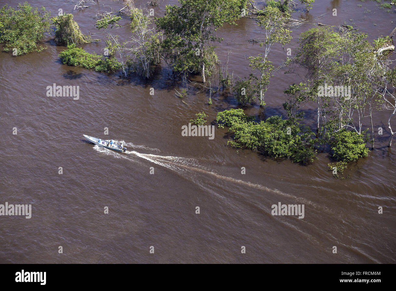 Vista aérea de embarcação a motor navegando no Rio Amazonas durante a ...