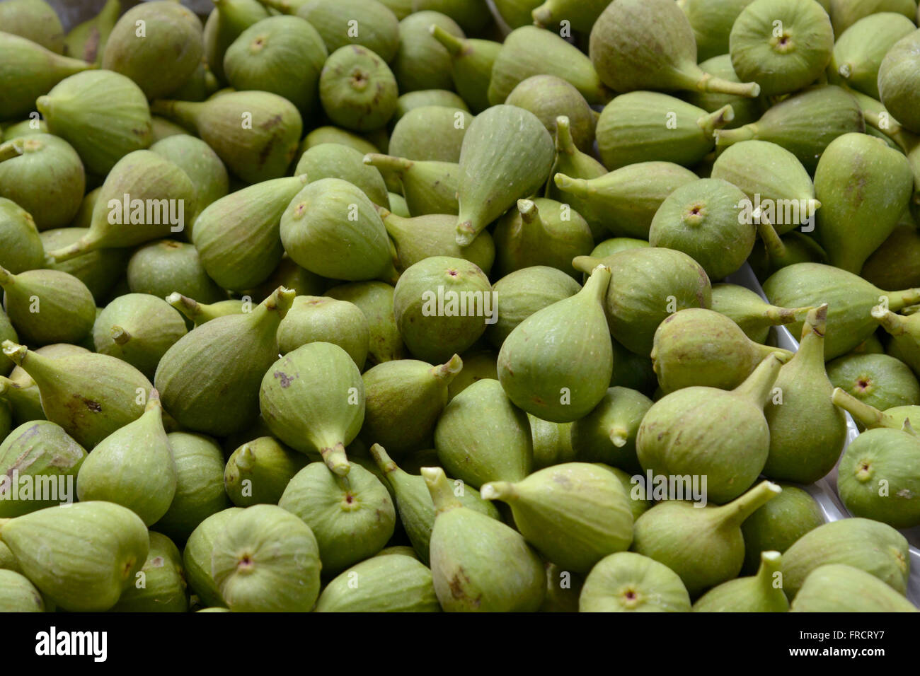 Green figs for sale at city market Stock Photo - Alamy