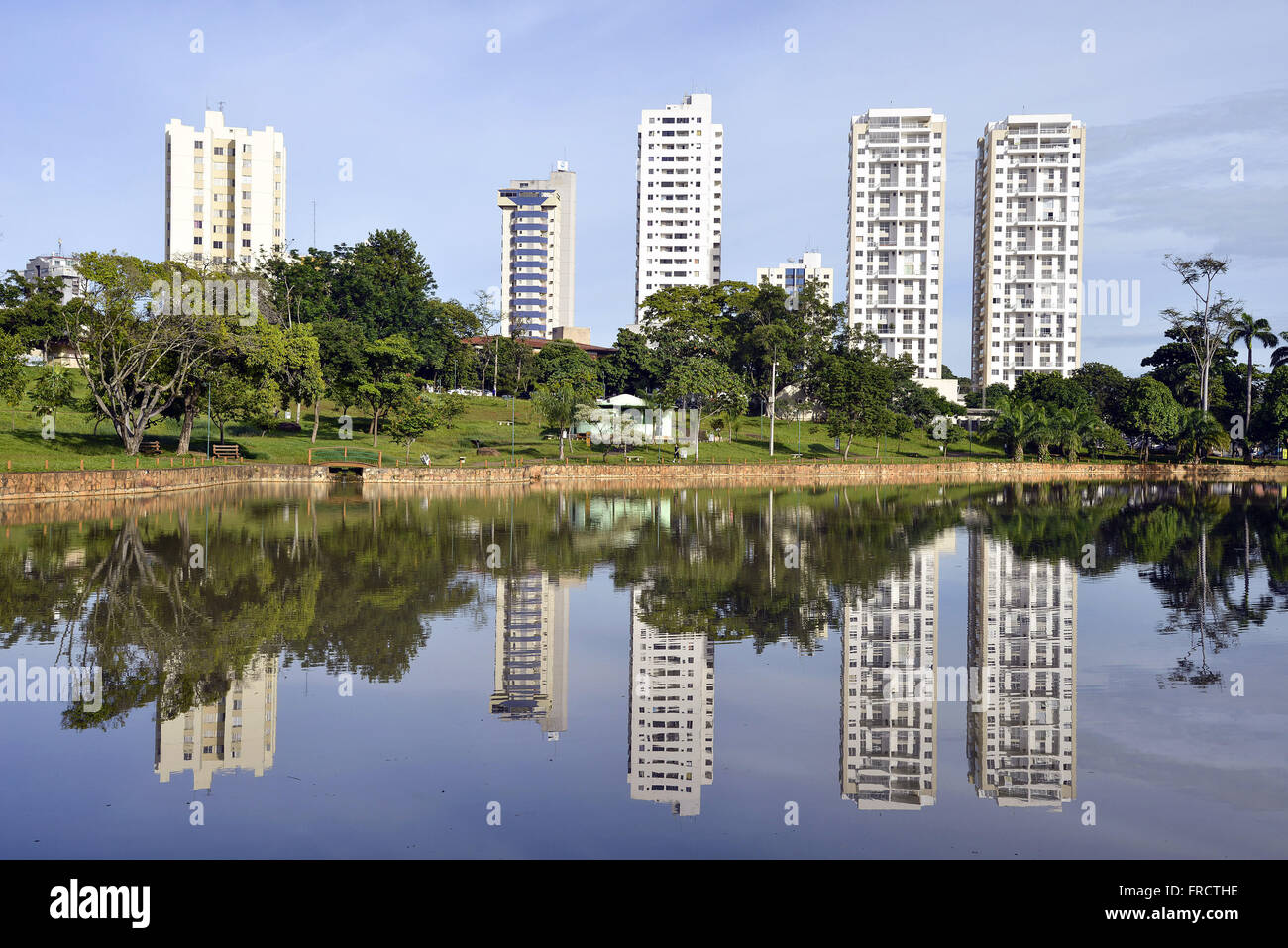 Parque Lago das Rosas e prédios no centro da cidade Stock Photo - Alamy