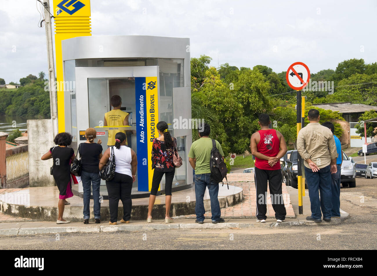 Atm queue hi-res stock photography and images - Alamy