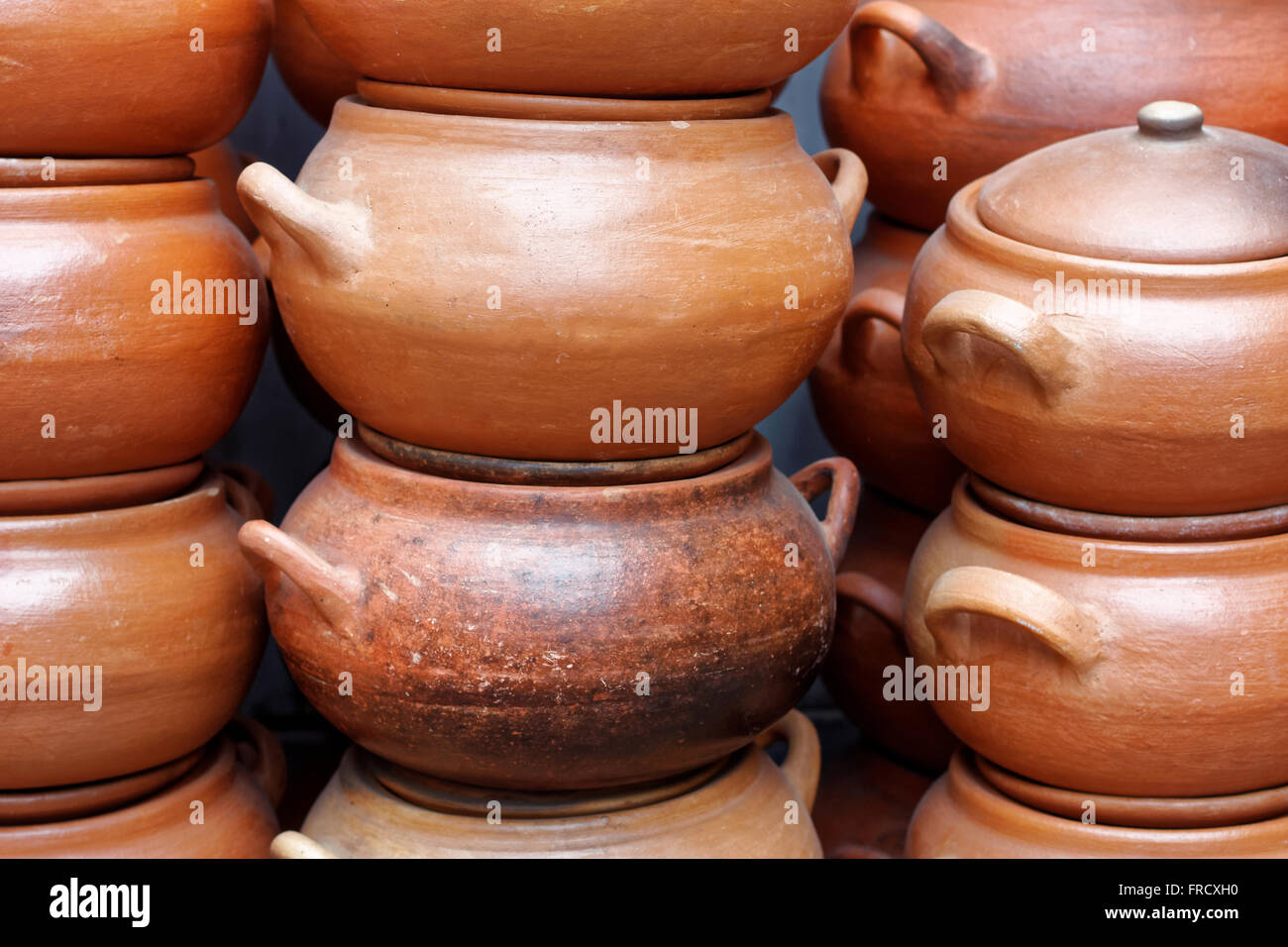 Clay pots market hi-res stock photography and images - Alamy