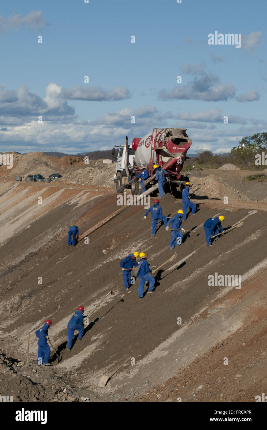Operatives in the work of the bypass channel of Rio Sao Francisco ...