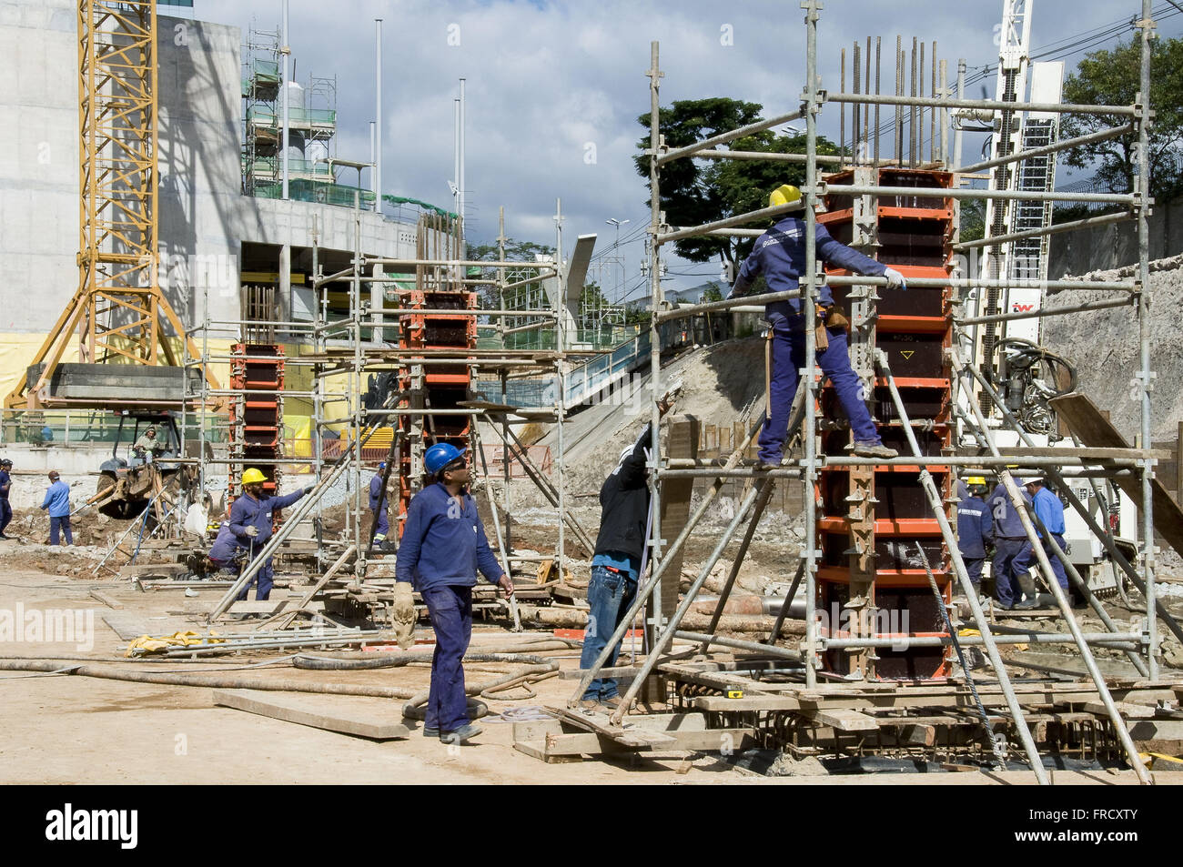Construction of the city bus terminal Pinheiros Stock Photo - Alamy