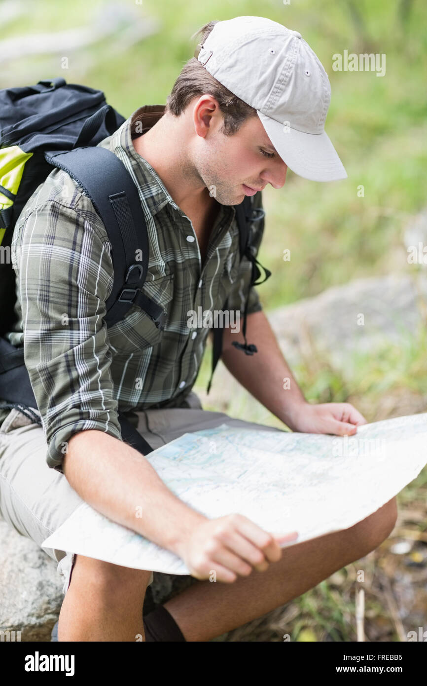 Man reading map hi-res stock photography and images - Alamy