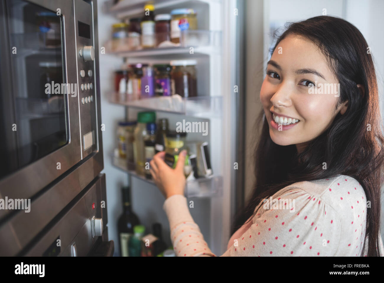 Refrigerator woman hi-res stock photography and images - Alamy