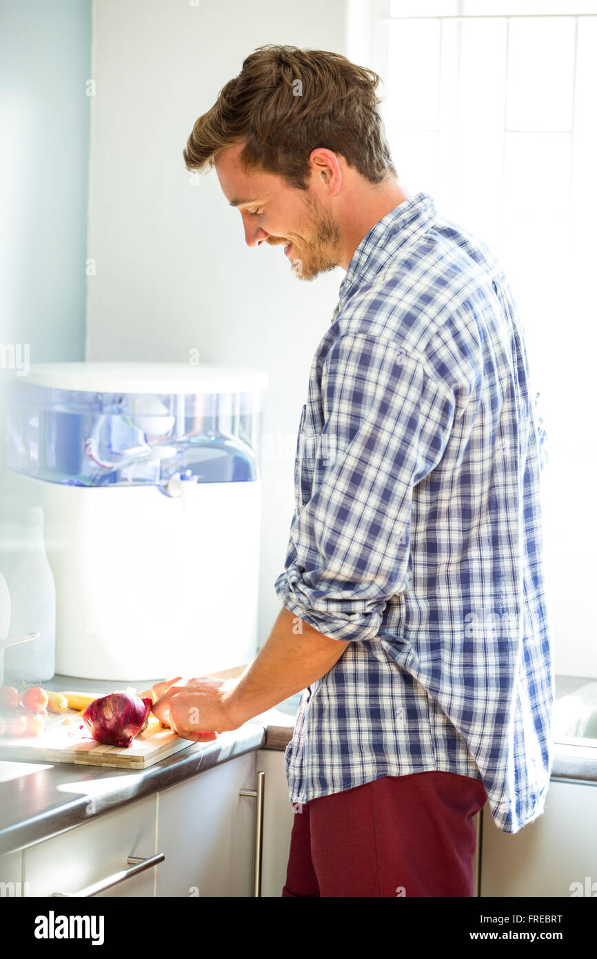 Man chopping onion Stock Photo - Alamy