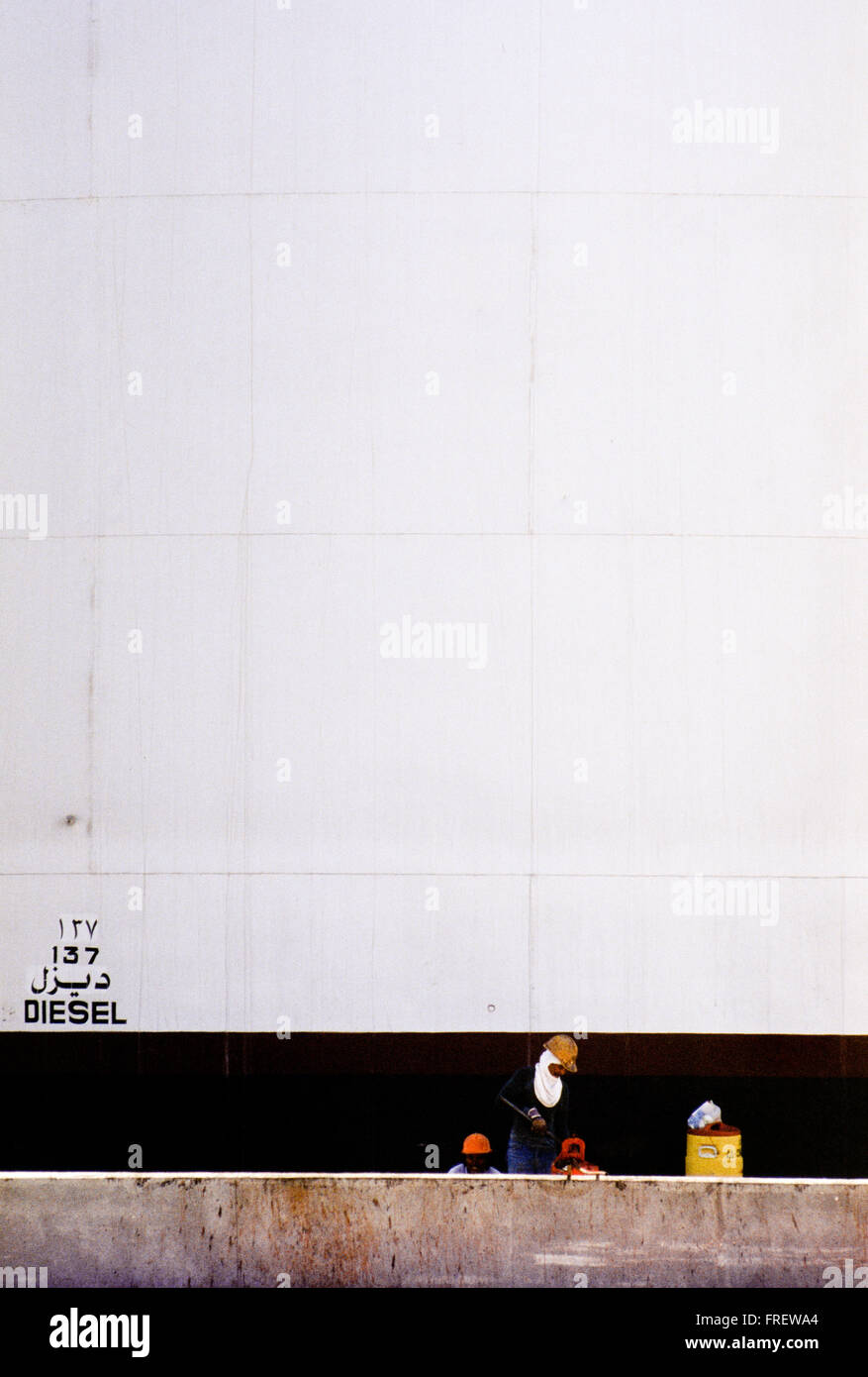 The world's largest oil refinery, oil storage tank farm and crude oil ...