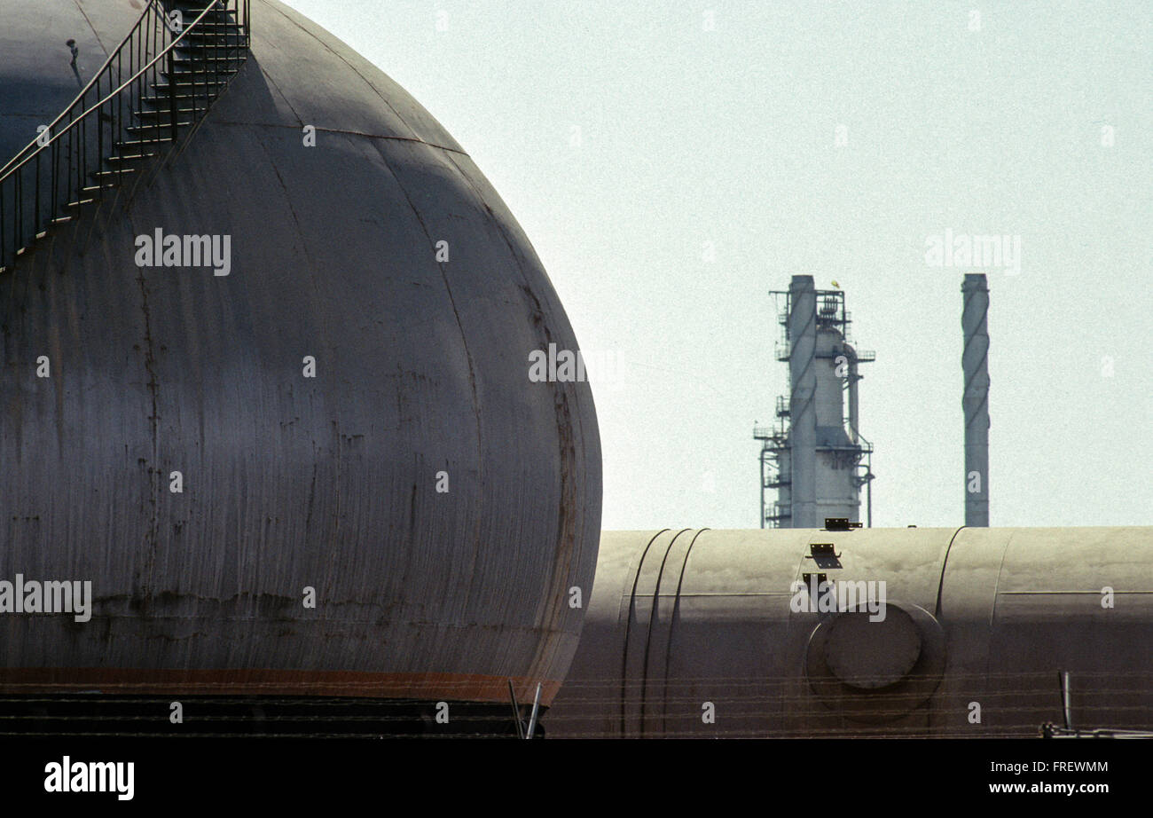 The world's largest oil refinery, oil storage tank farm and crude oil ...