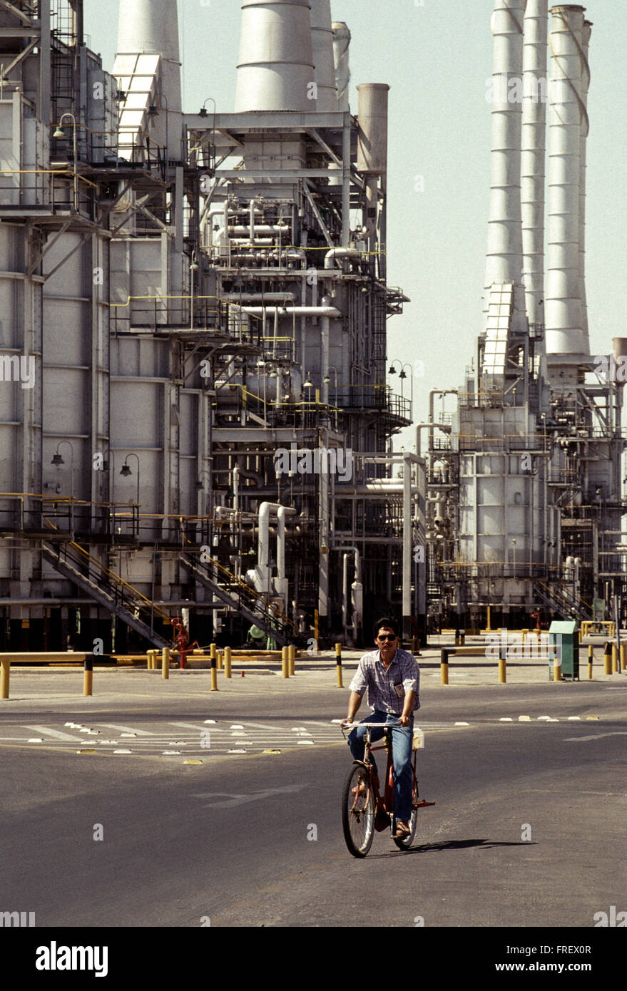 The world's largest oil refinery, oil storage tank farm and crude oil ...