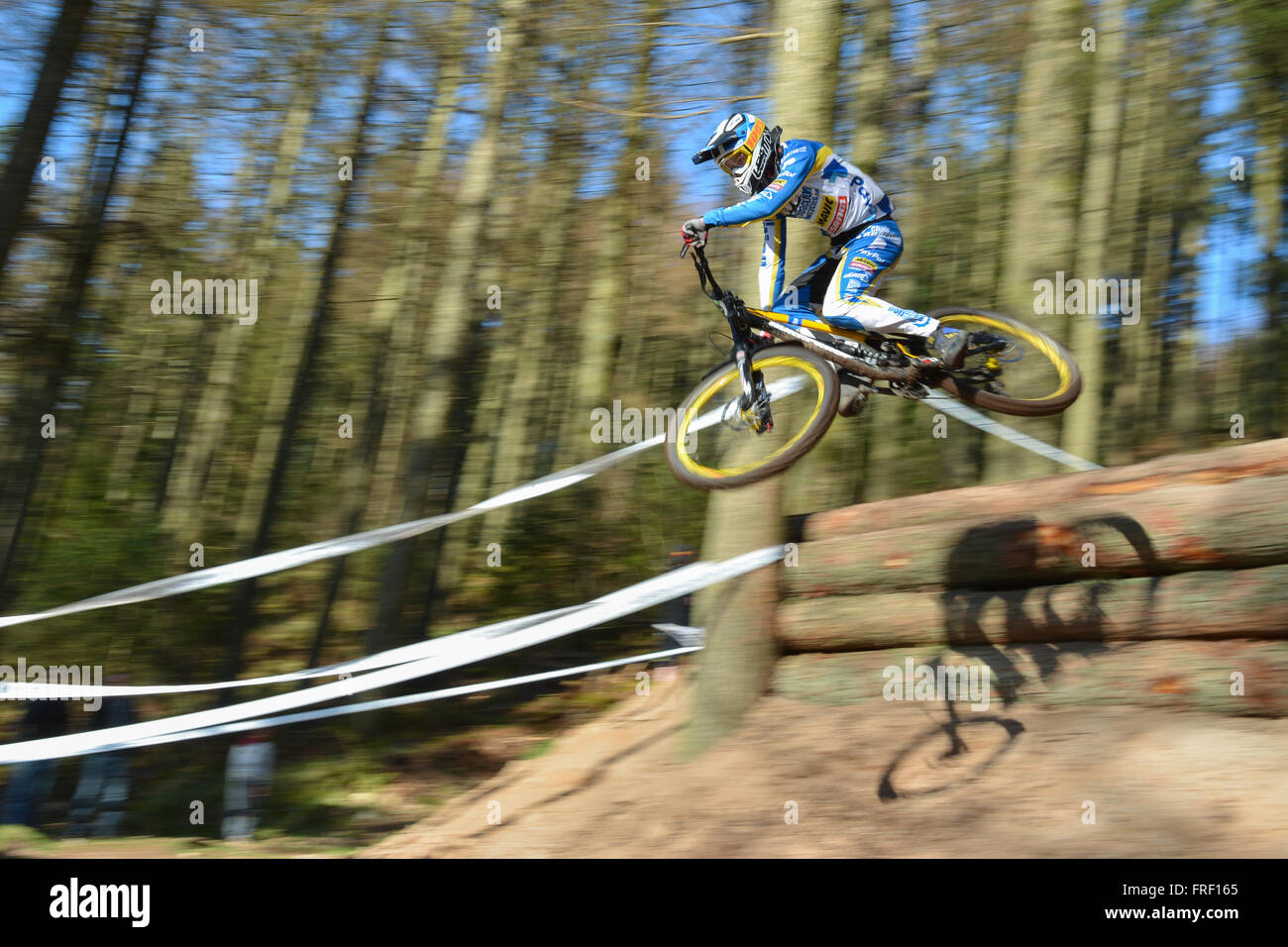 Mountain bike uk forest downhill hi-res stock photography and images ...