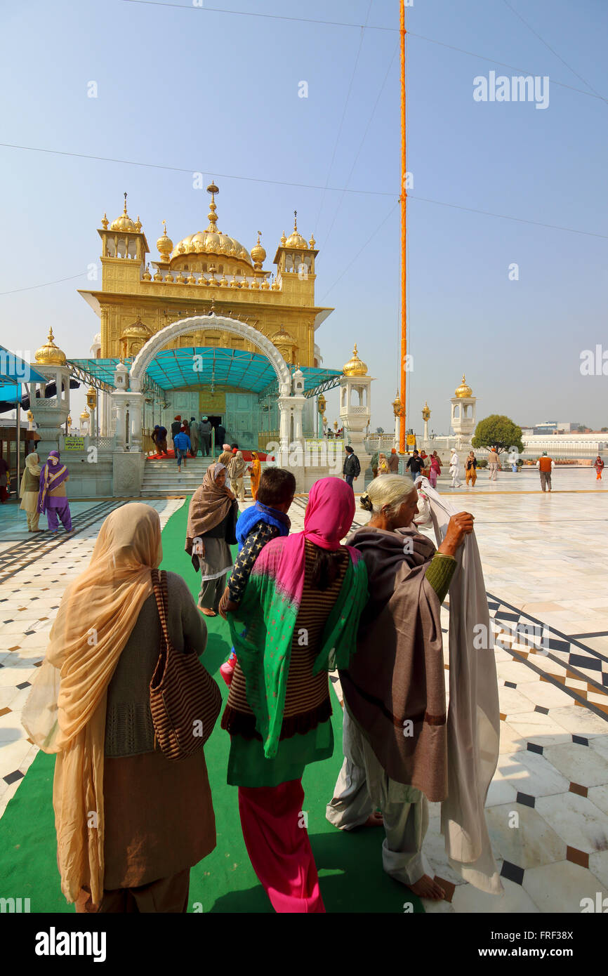 Traditionally dressed sikh women hi-res stock photography and images ...