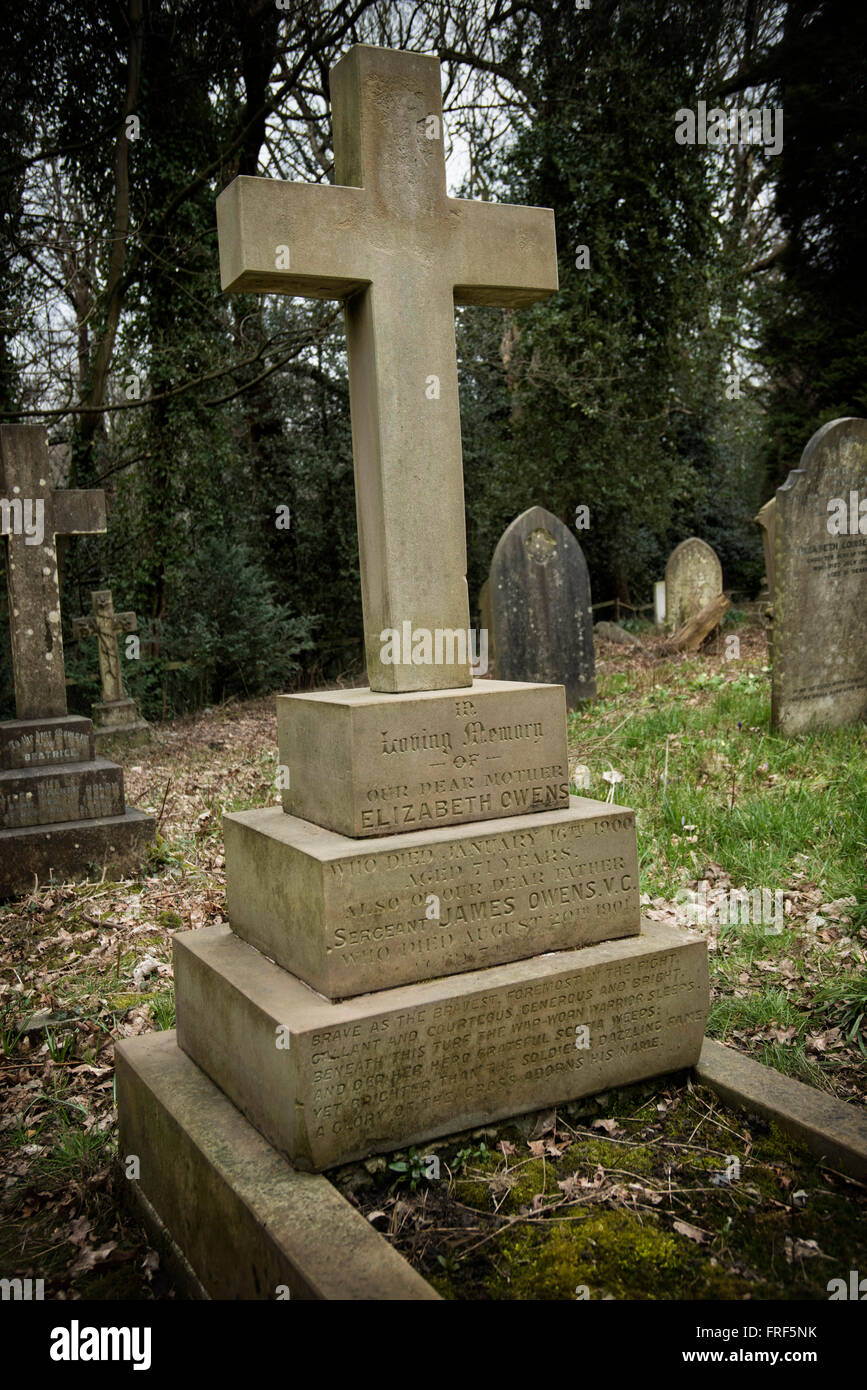 Grave of James Owens VC (1827 – 20 August 1901) at Lorne Road Cemetery, Brentwood, Essex ...