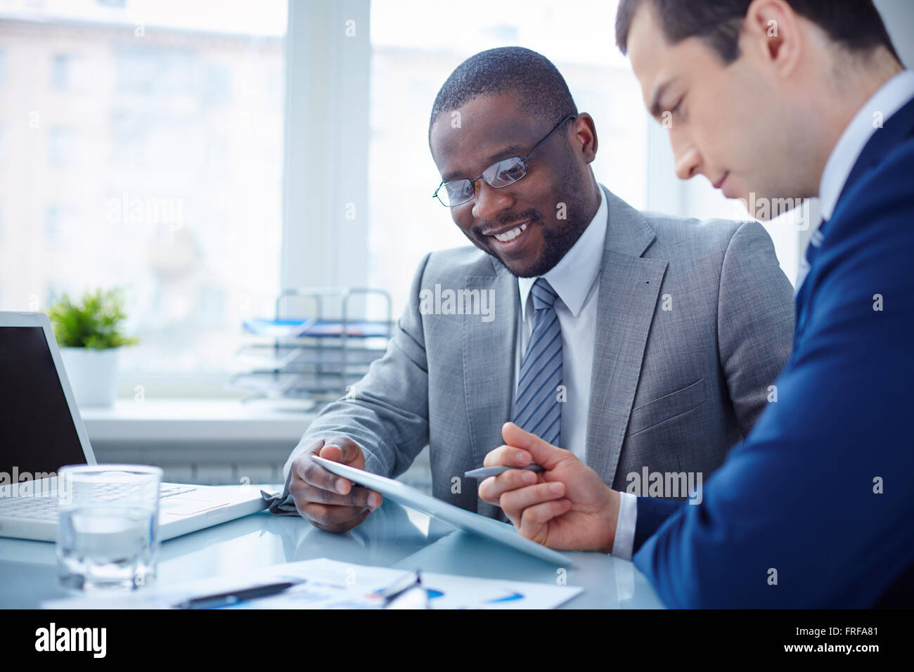 Person explaining data hi-res stock photography and images - Alamy