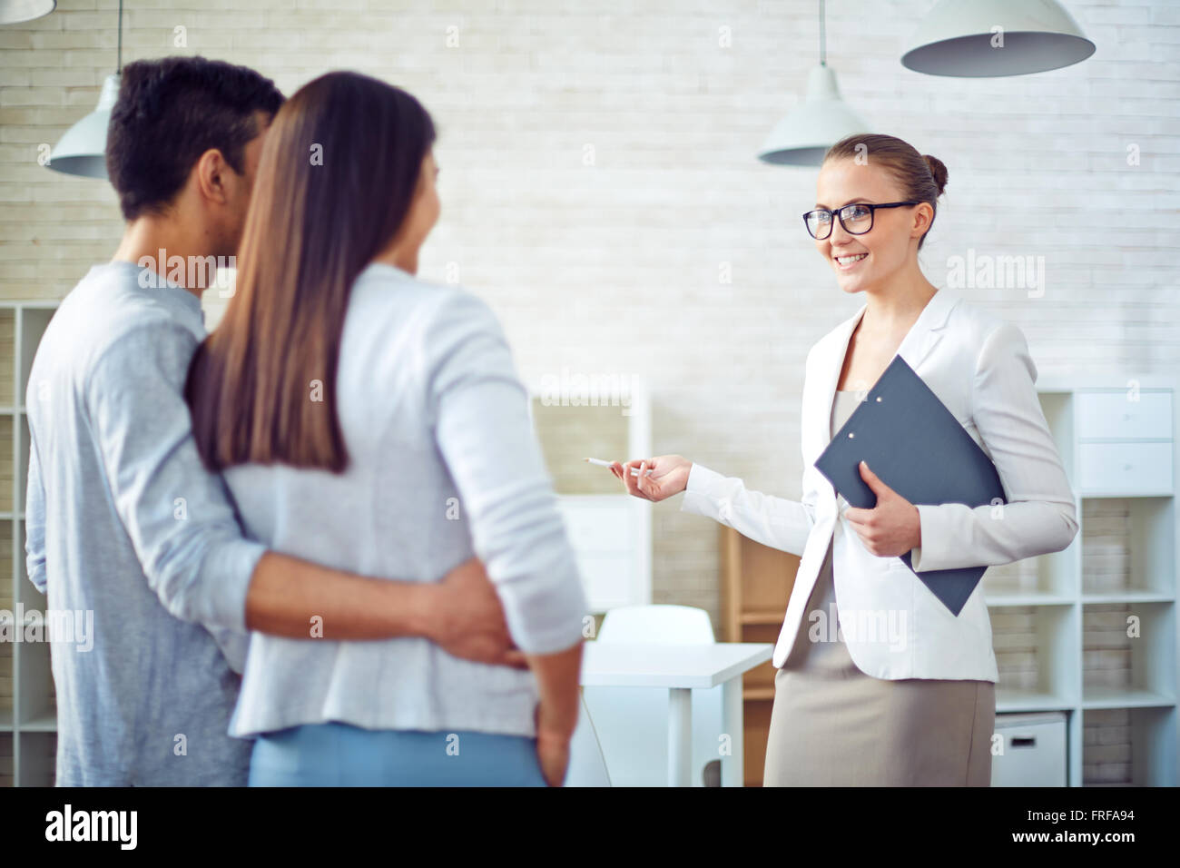 Man explaining woman hi-res stock photography and images - Alamy