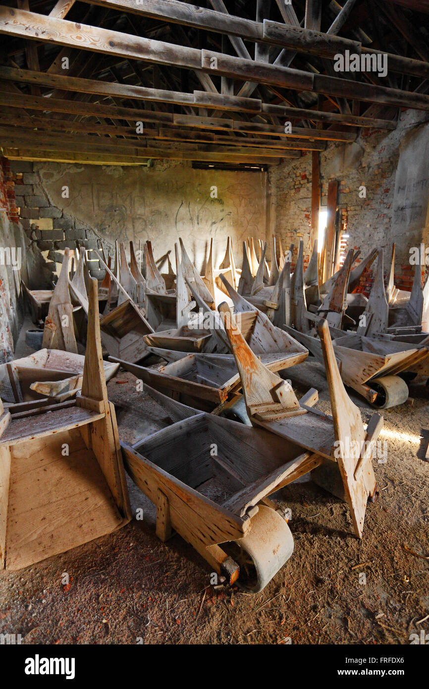 Old wheelbarrows hi-res stock photography and images - Alamy