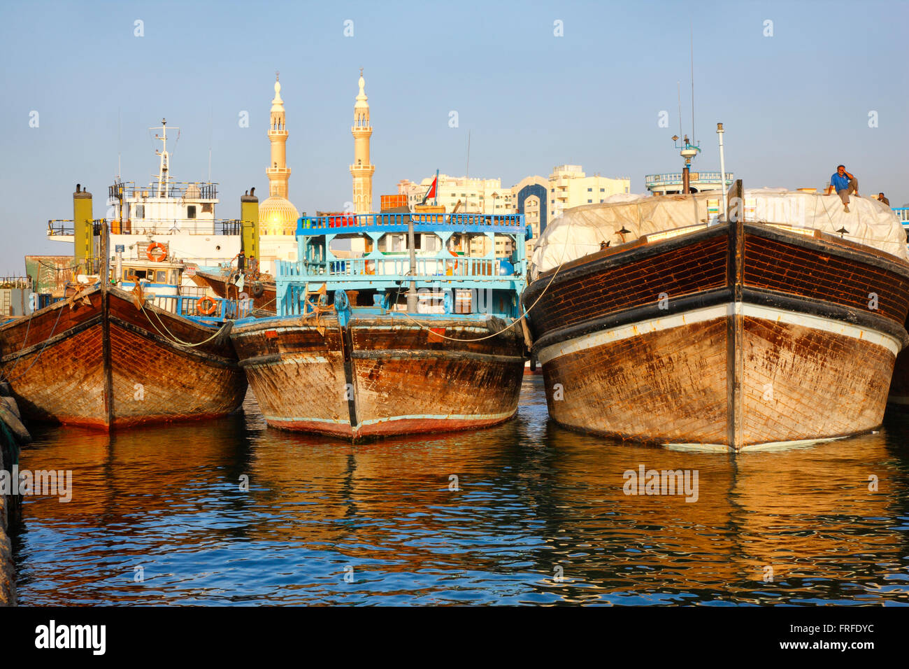Traditional arabic dhow boat river hi-res stock photography and images ...