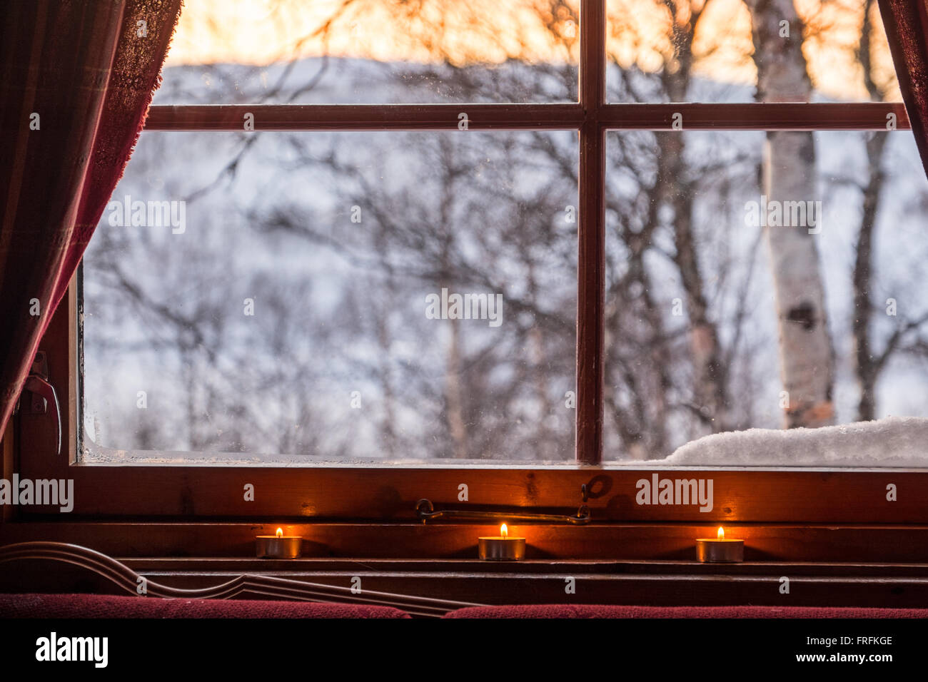 Candle window snow hi-res stock photography and images - Alamy
