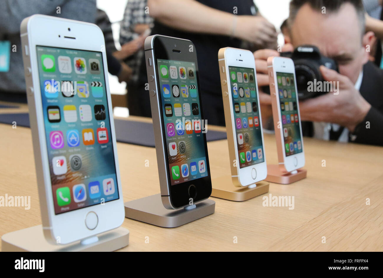 Apple presents the smaller iPhone SE at its corporate headquarters in ...