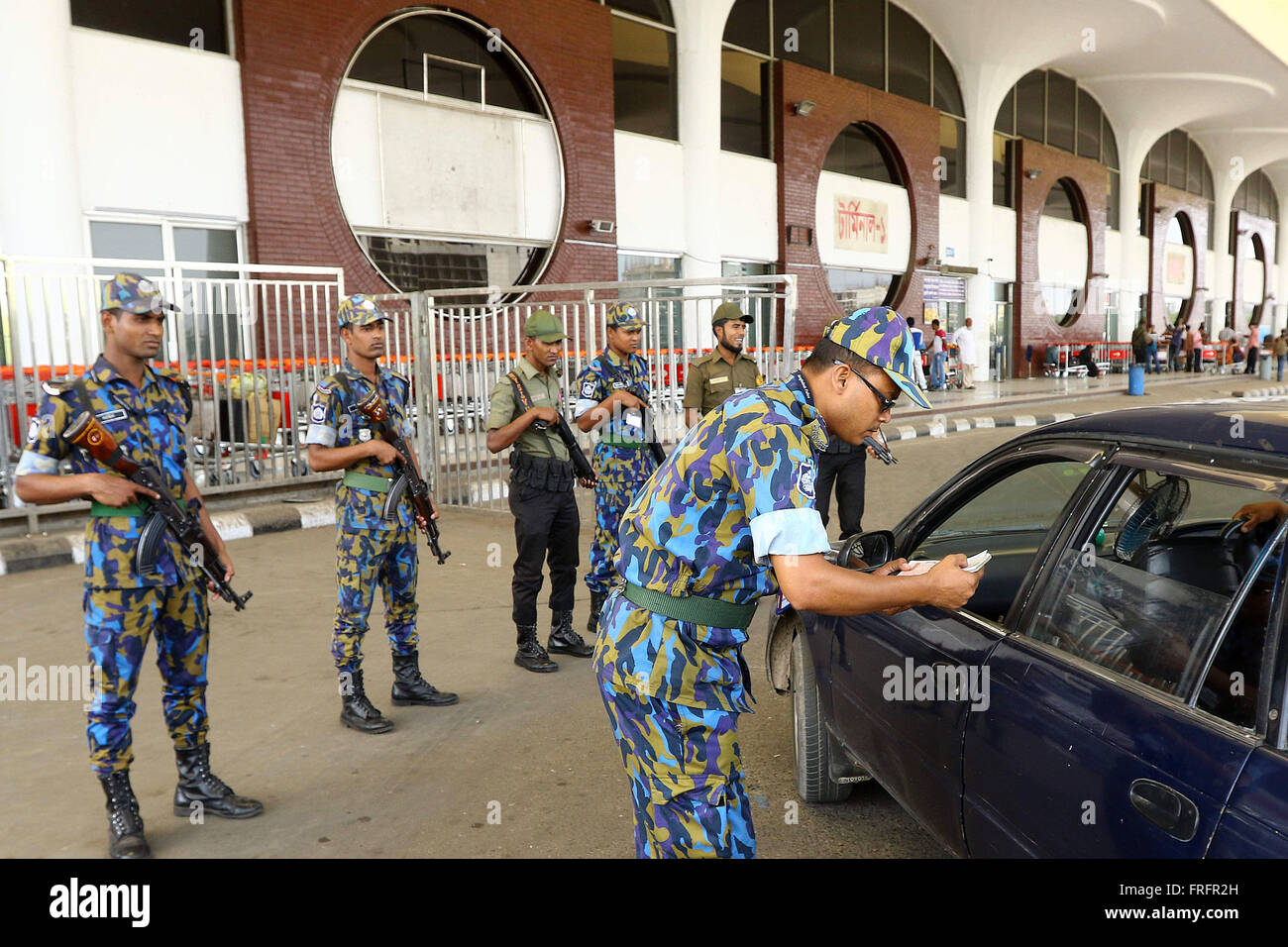 Security guard uk airport hi-res stock photography and images - Alamy