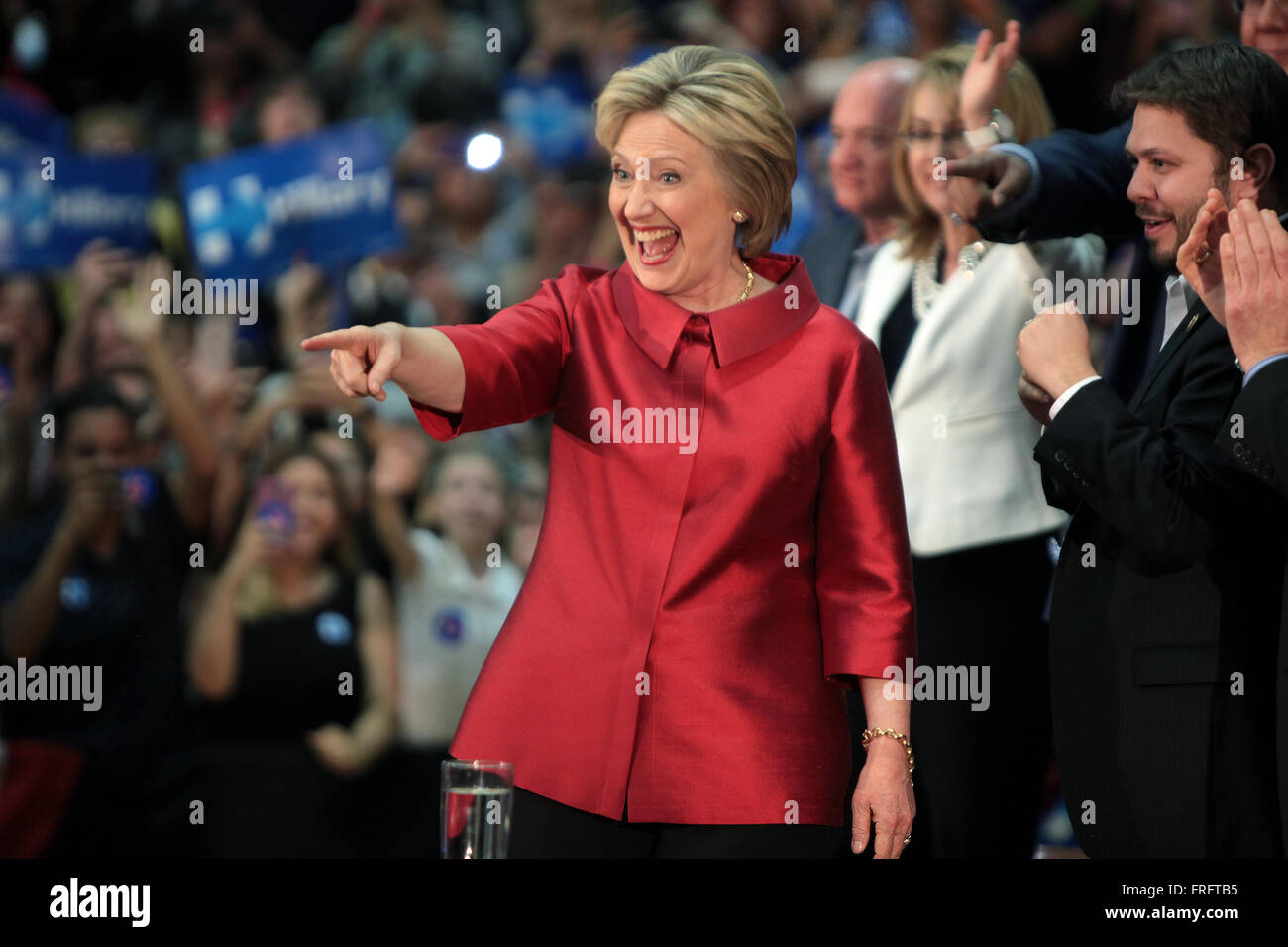 Hillary clinton waving hi-res stock photography and images - Alamy