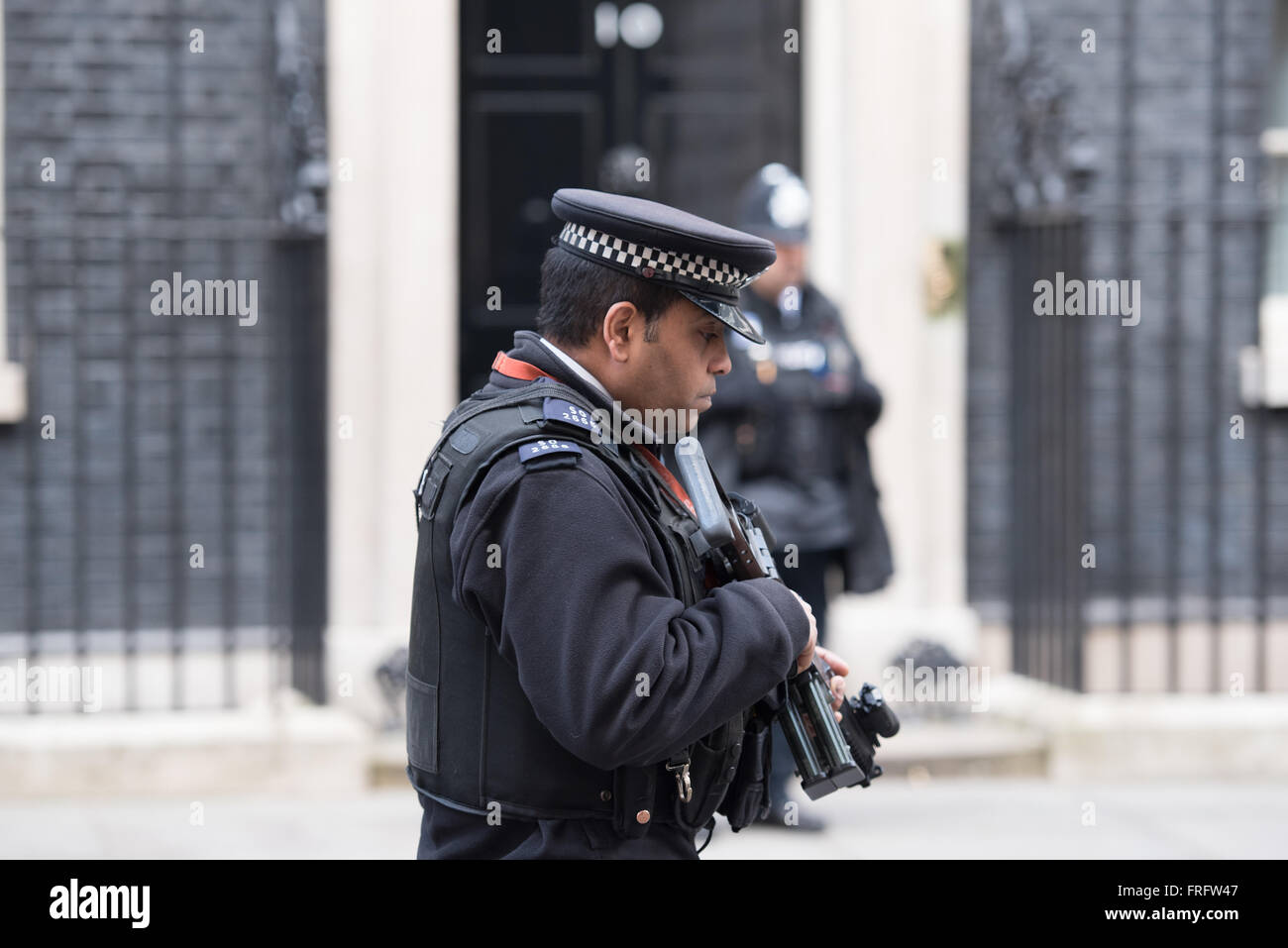 Downing street armed police guards hi-res stock photography and images ...
