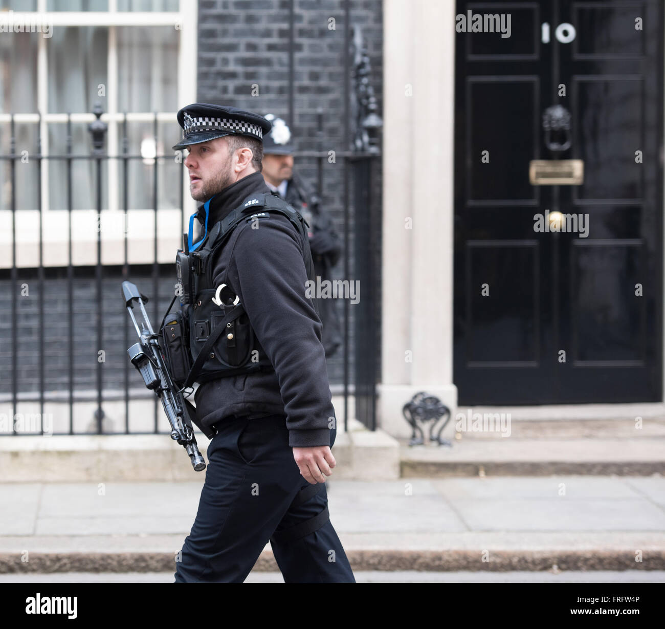 Downing street armed police guards hi-res stock photography and images ...