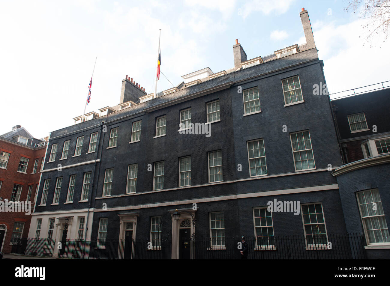 Flag lowered to half mast hi-res stock photography and images - Alamy