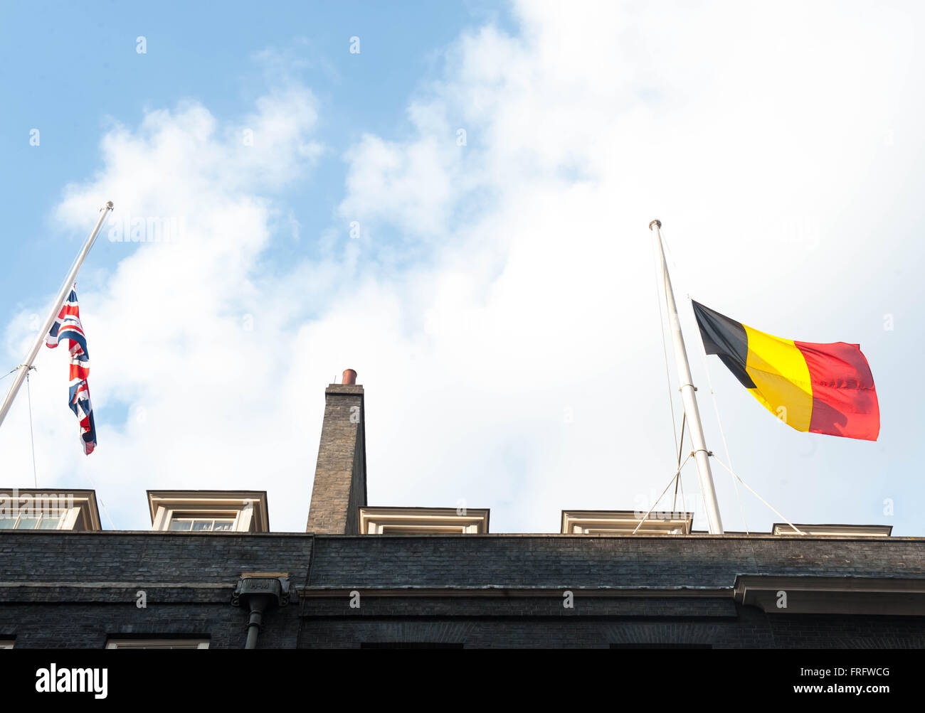 Flag lowered to half mast hi-res stock photography and images - Alamy