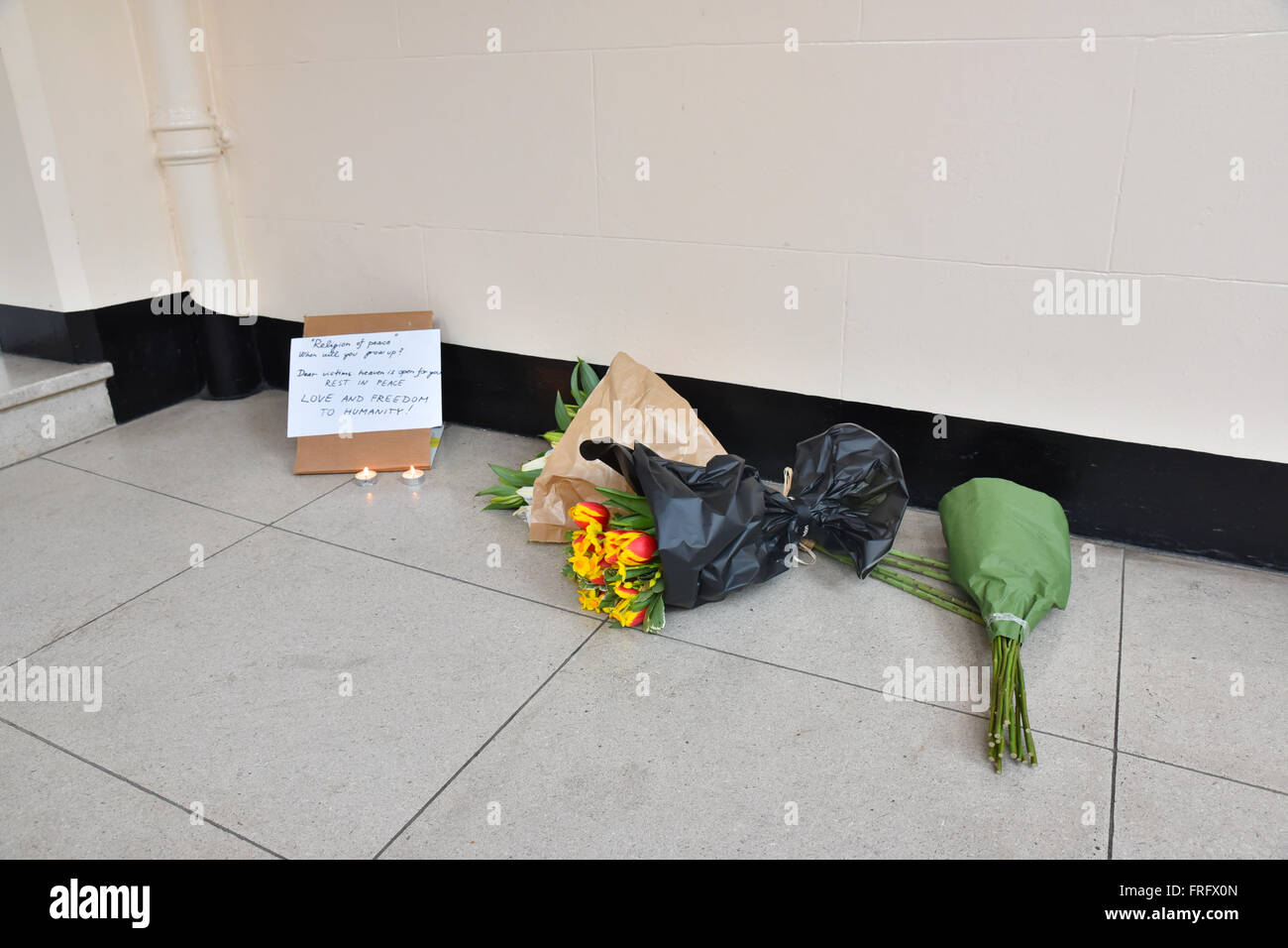 London, UK. 22nd March 2016. Brussels attack: flowers and tributes at ...