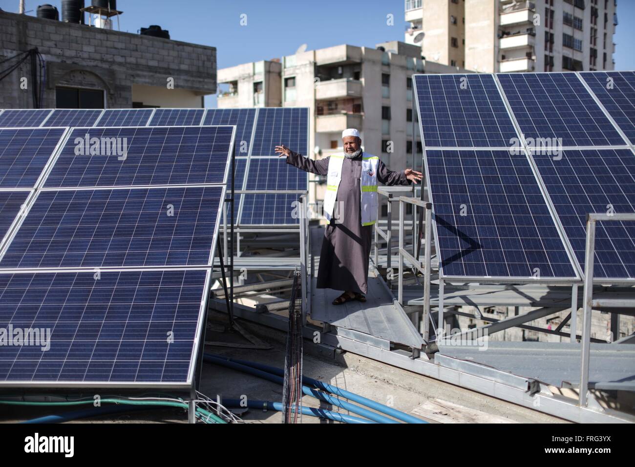 (160323) -- GAZA, March 23, 2016 (Xinhua)-- Rooftop solar panels are ...