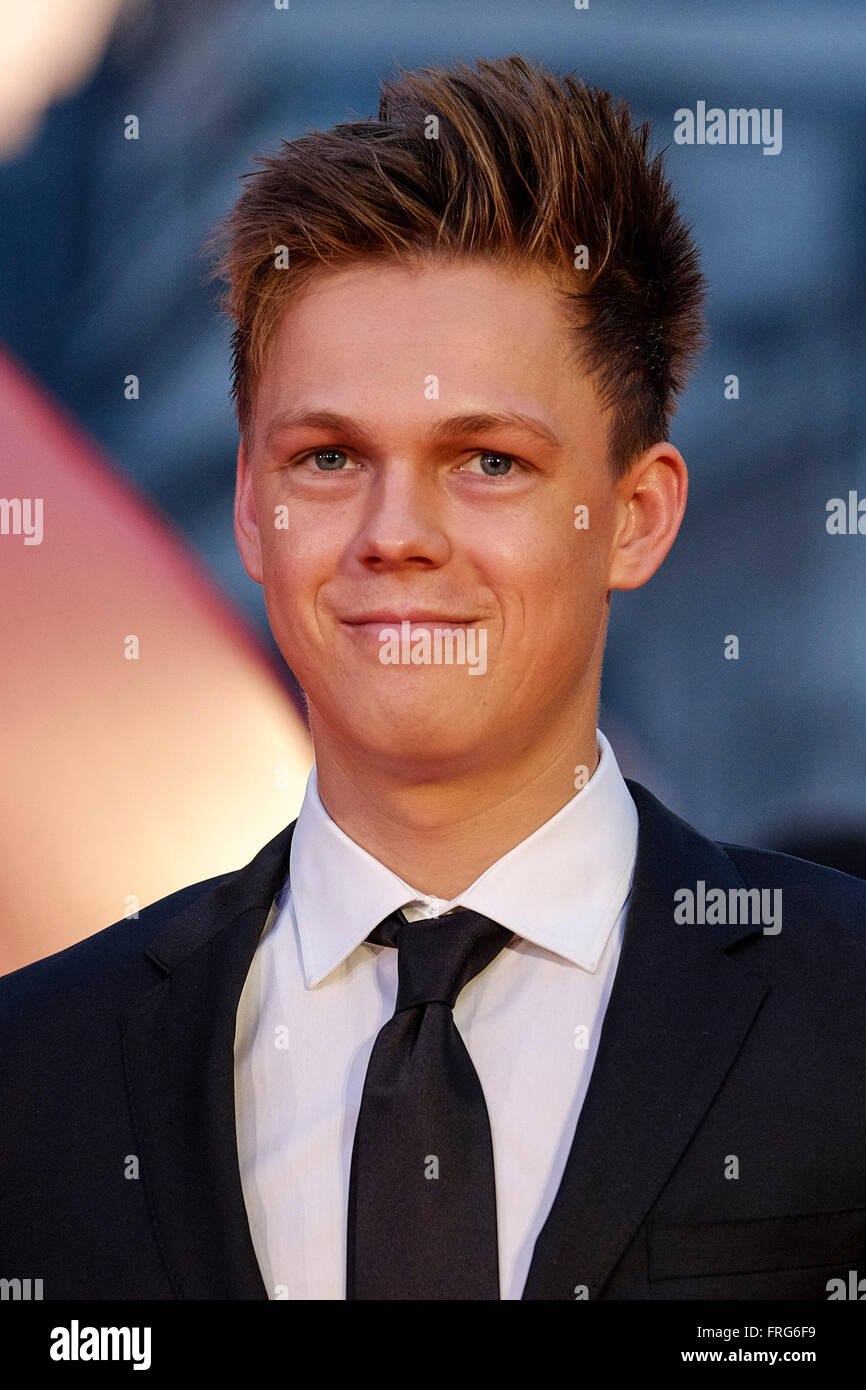 Caspar Lee Abs