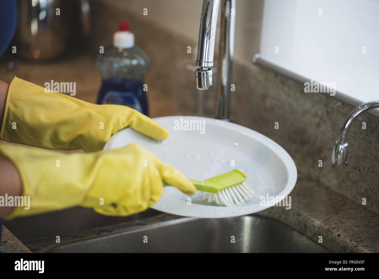 Woman washing up in the kitchen Stock Photo - Alamy
