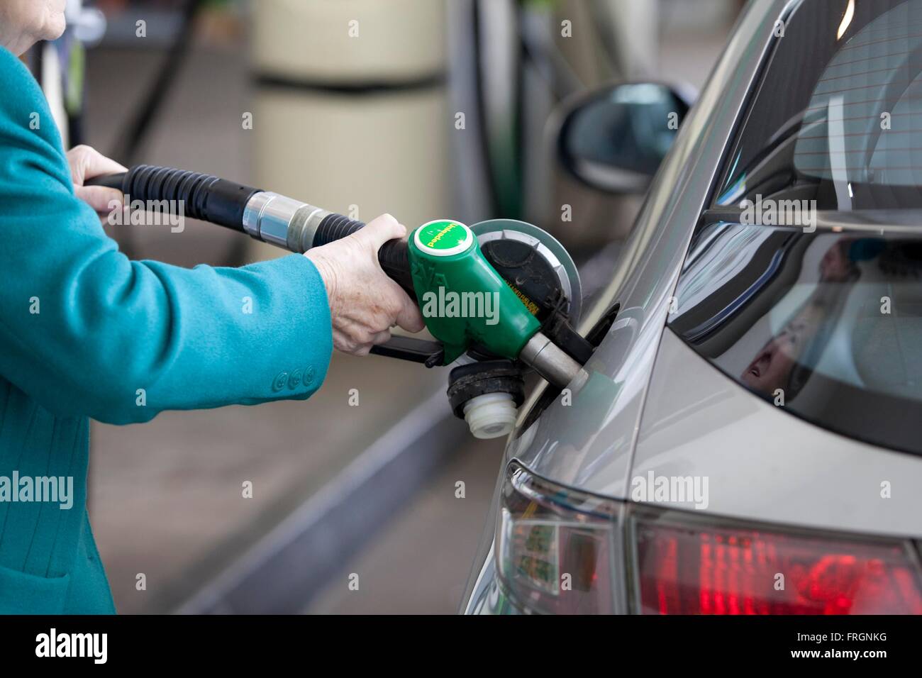 Petrol station bp petrol station hi-res stock photography and images ...