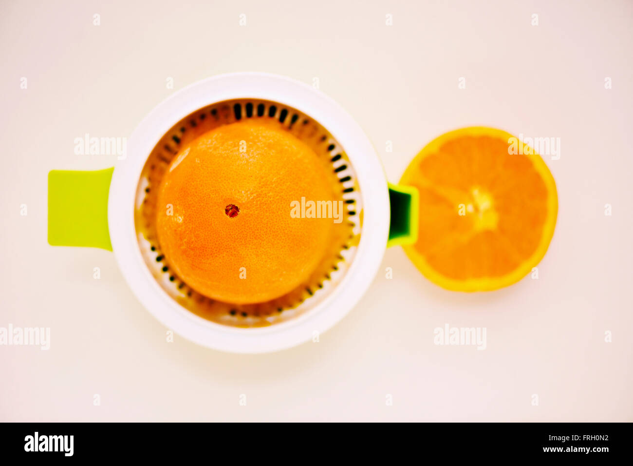 Squeezing orange hi-res stock photography and images - Alamy