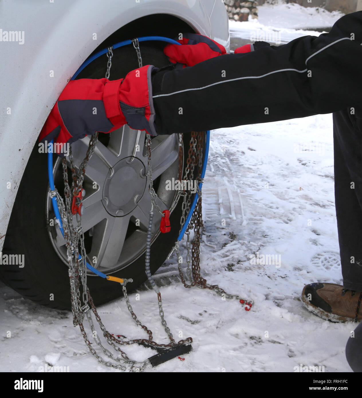 Installing tire chains hi-res stock photography and images - Alamy