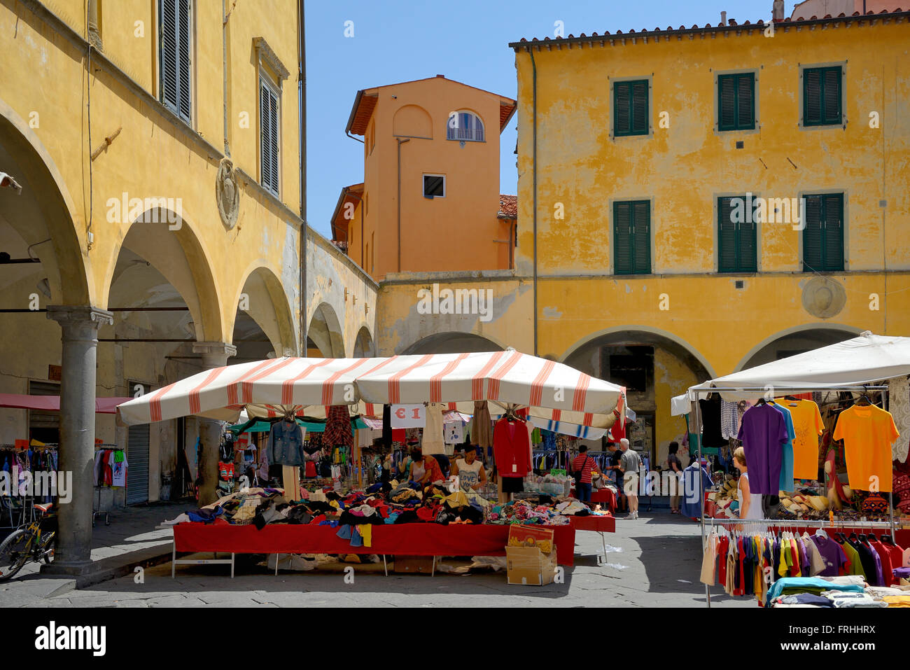 Colourful market stalls, Piazza delle Vettovaglie, Pisa, Toscana ...