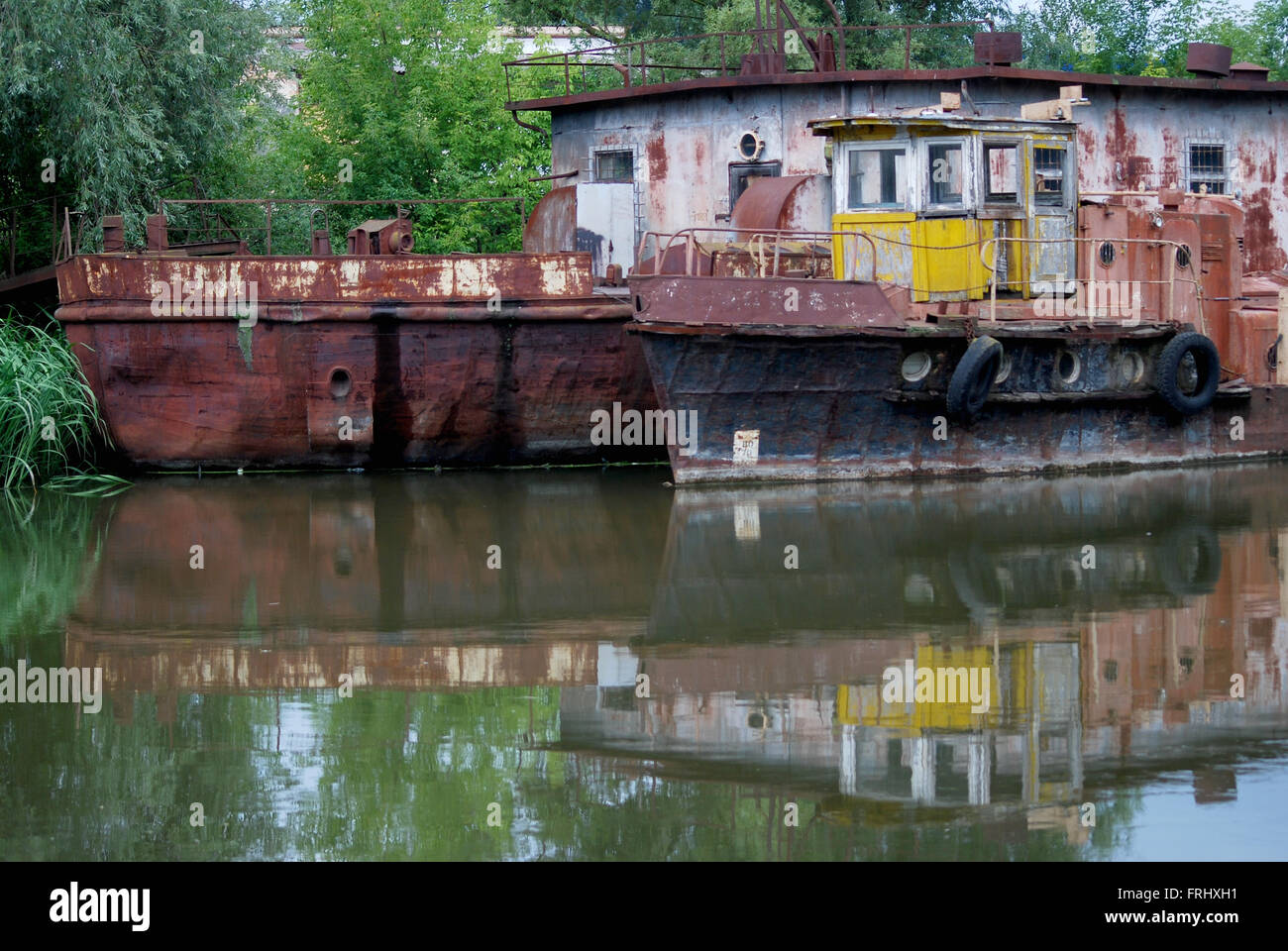 Old rusty barge and tug hi-res stock photography and images - Alamy