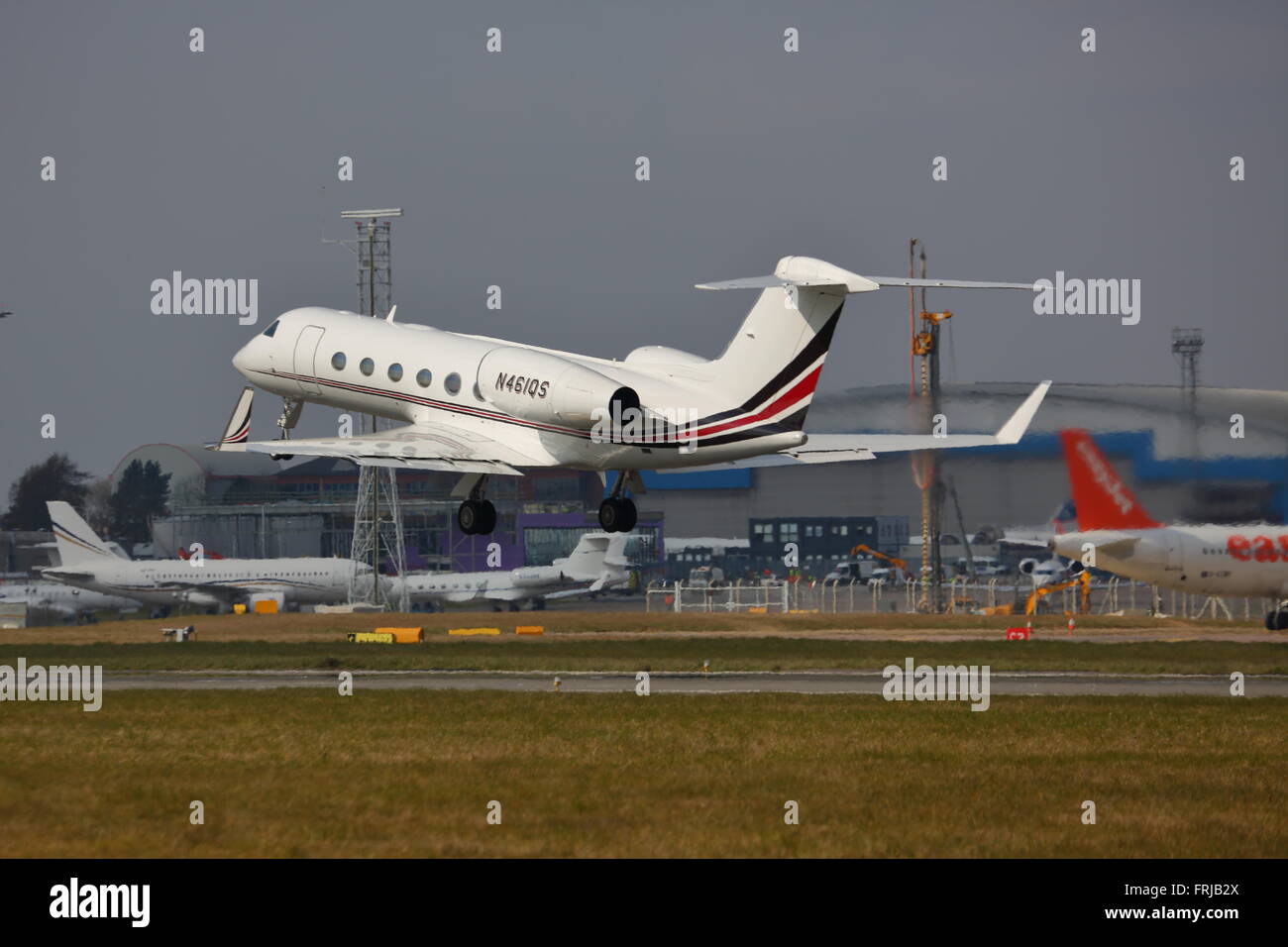 Netjets Aviation Gulfstream G450 N461QS departing from London Luton ...